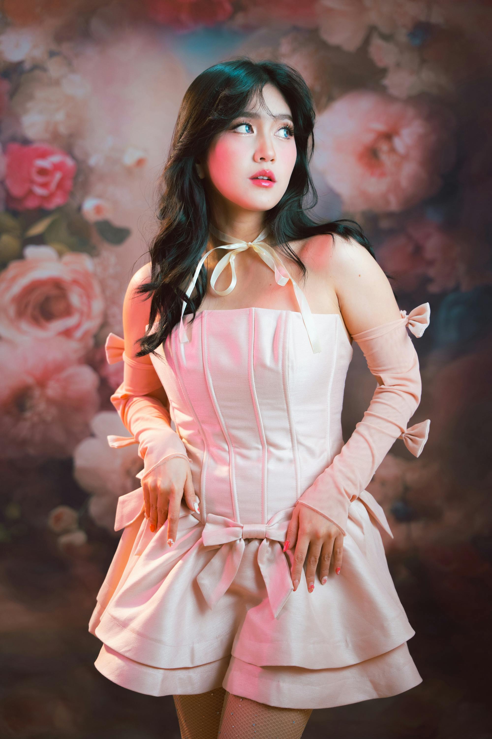 Mujer Elegante Con Vestido Blanco Y Fondo Floral · Foto de stock gratuita