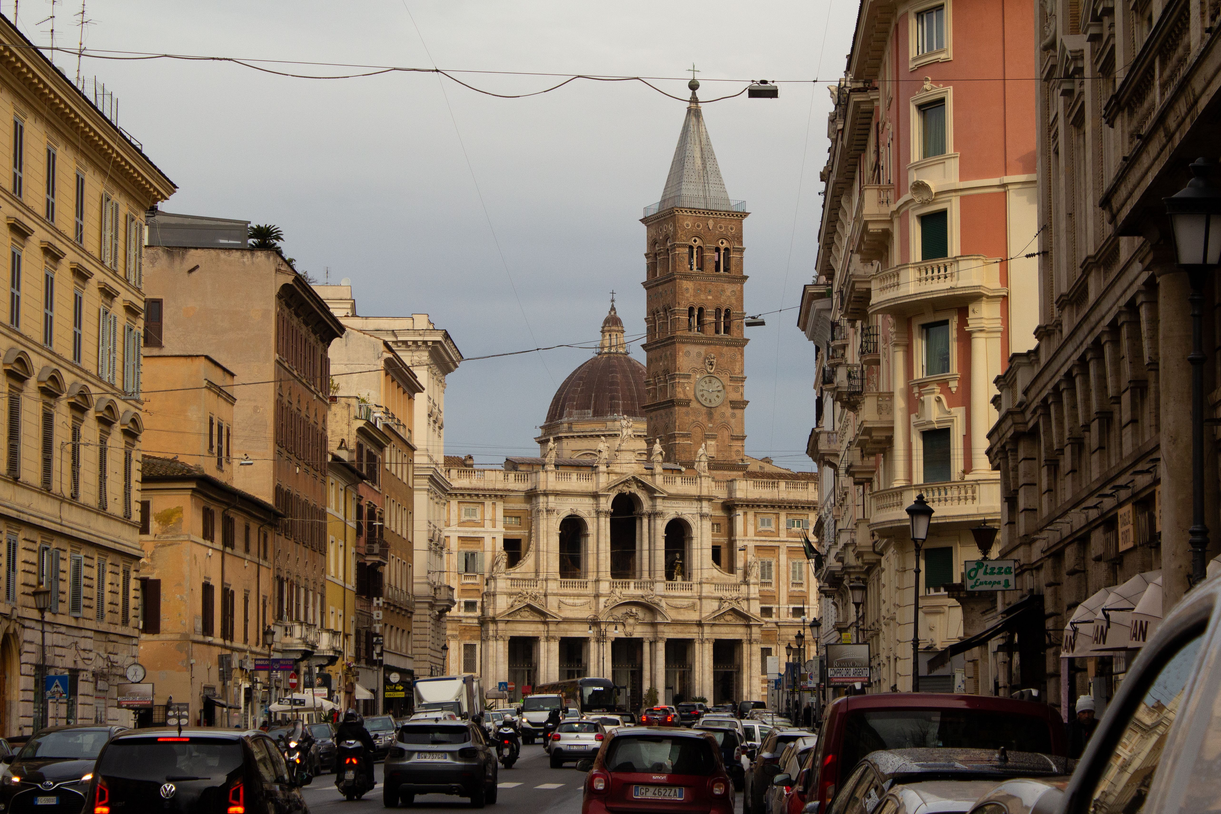 Historic Basilica in Bustling Rome Streetview · Free Stock Photo