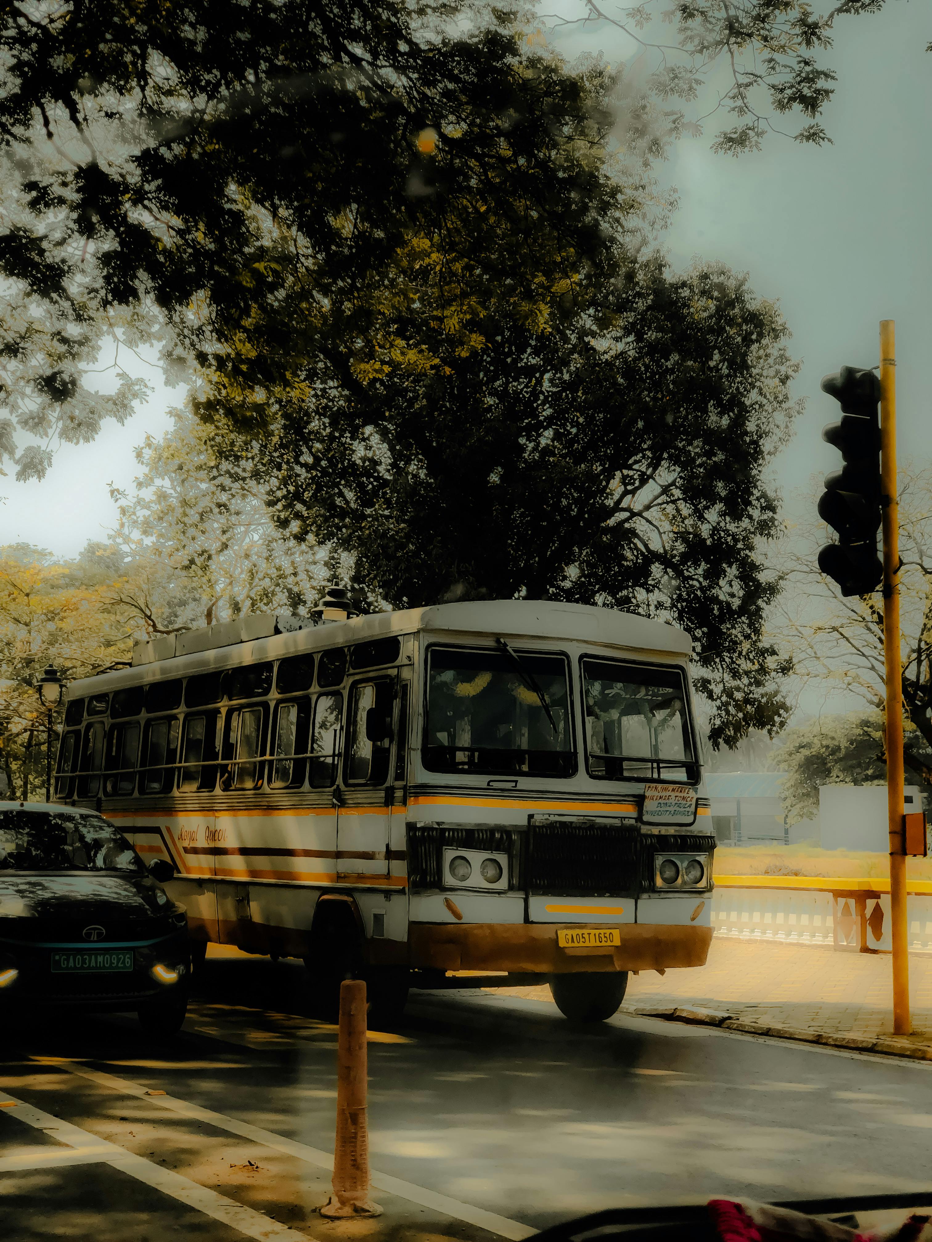 Paisaje Urbano Indio De época Con Autobús Clásico · Foto de stock gratuita