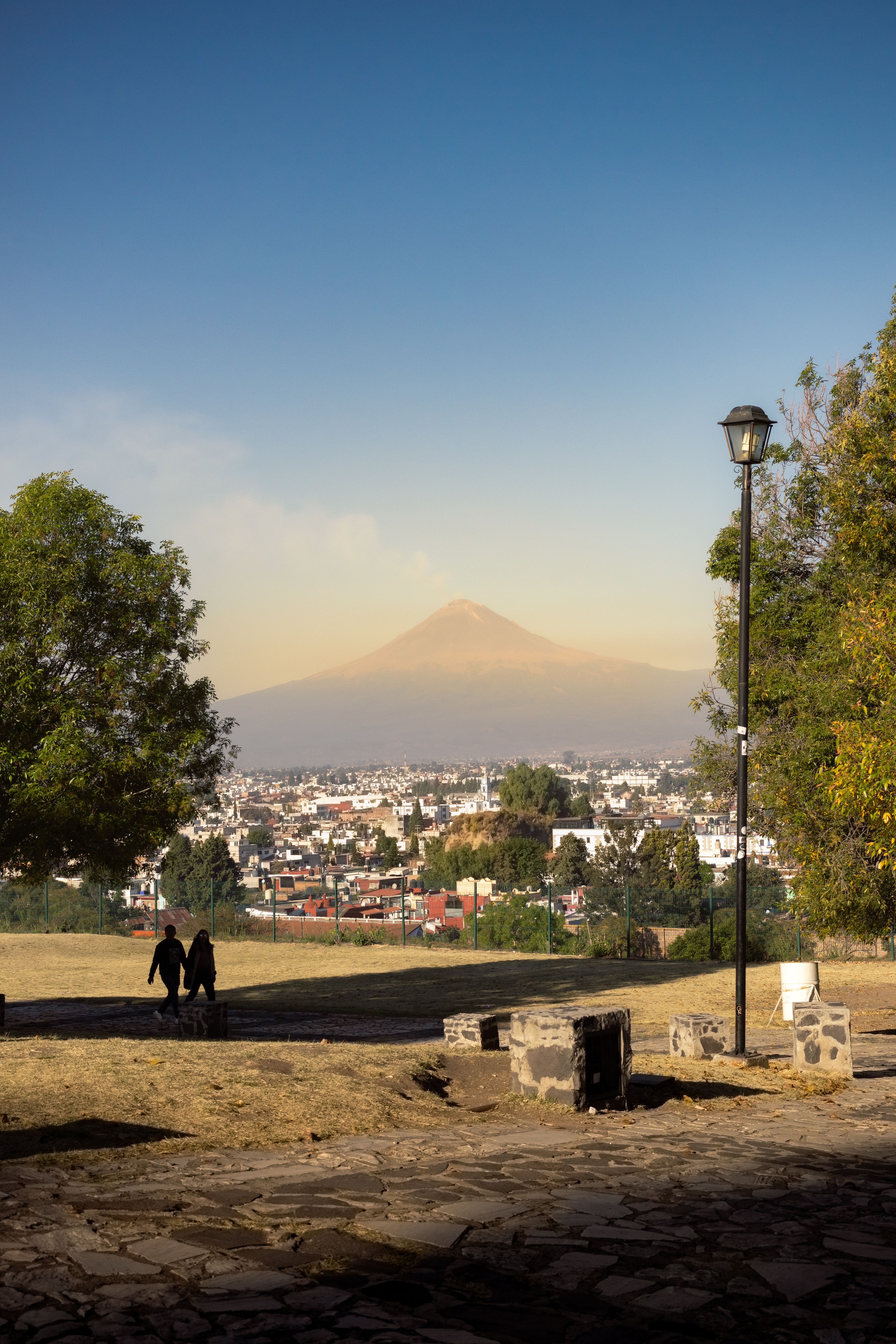 Vista De Cholula Con El Volcán Popocatépetl Al Fondo · Foto de stock ...