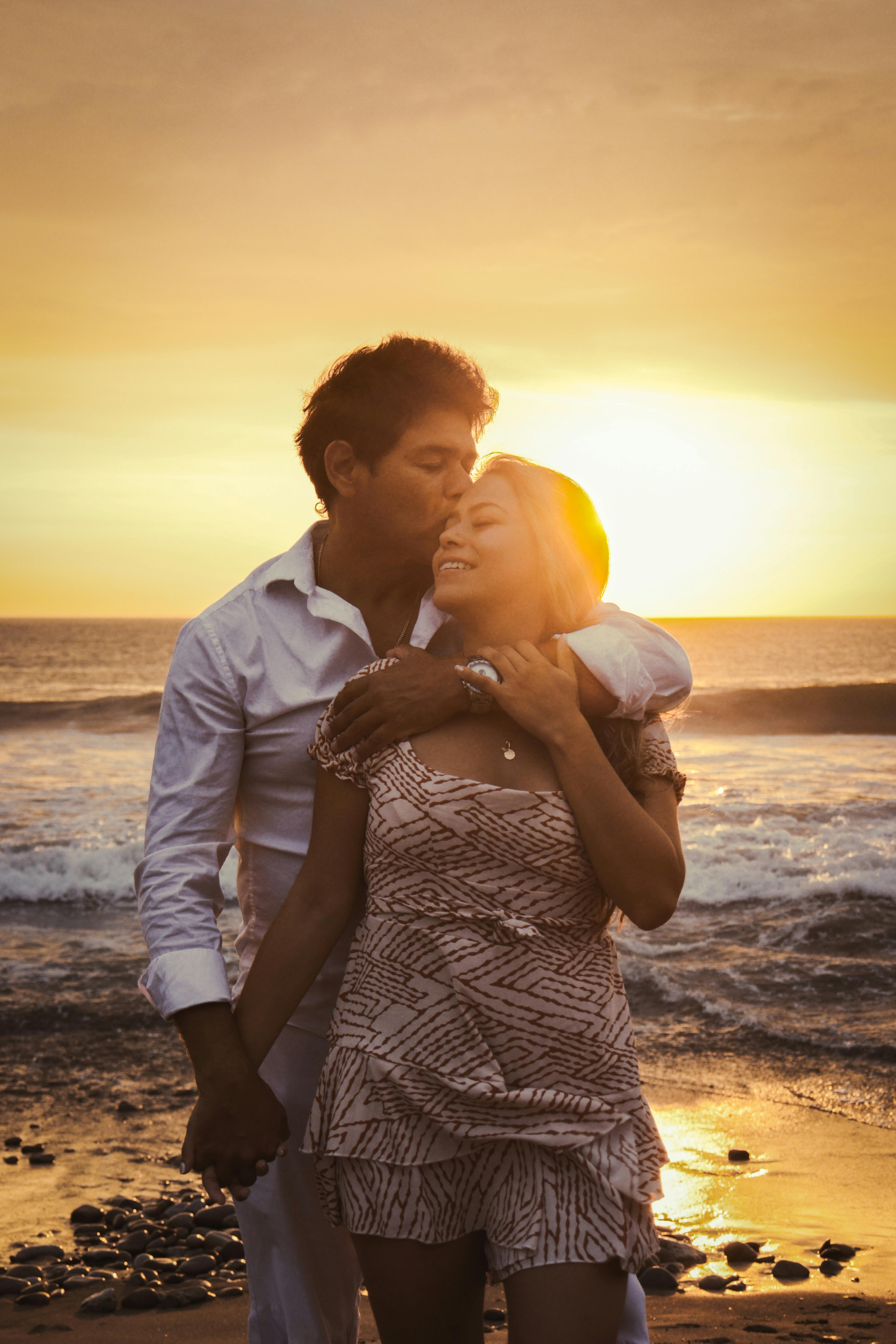 Pareja Romántica Abrazándose En La Playa Al Atardecer · Foto de stock ...