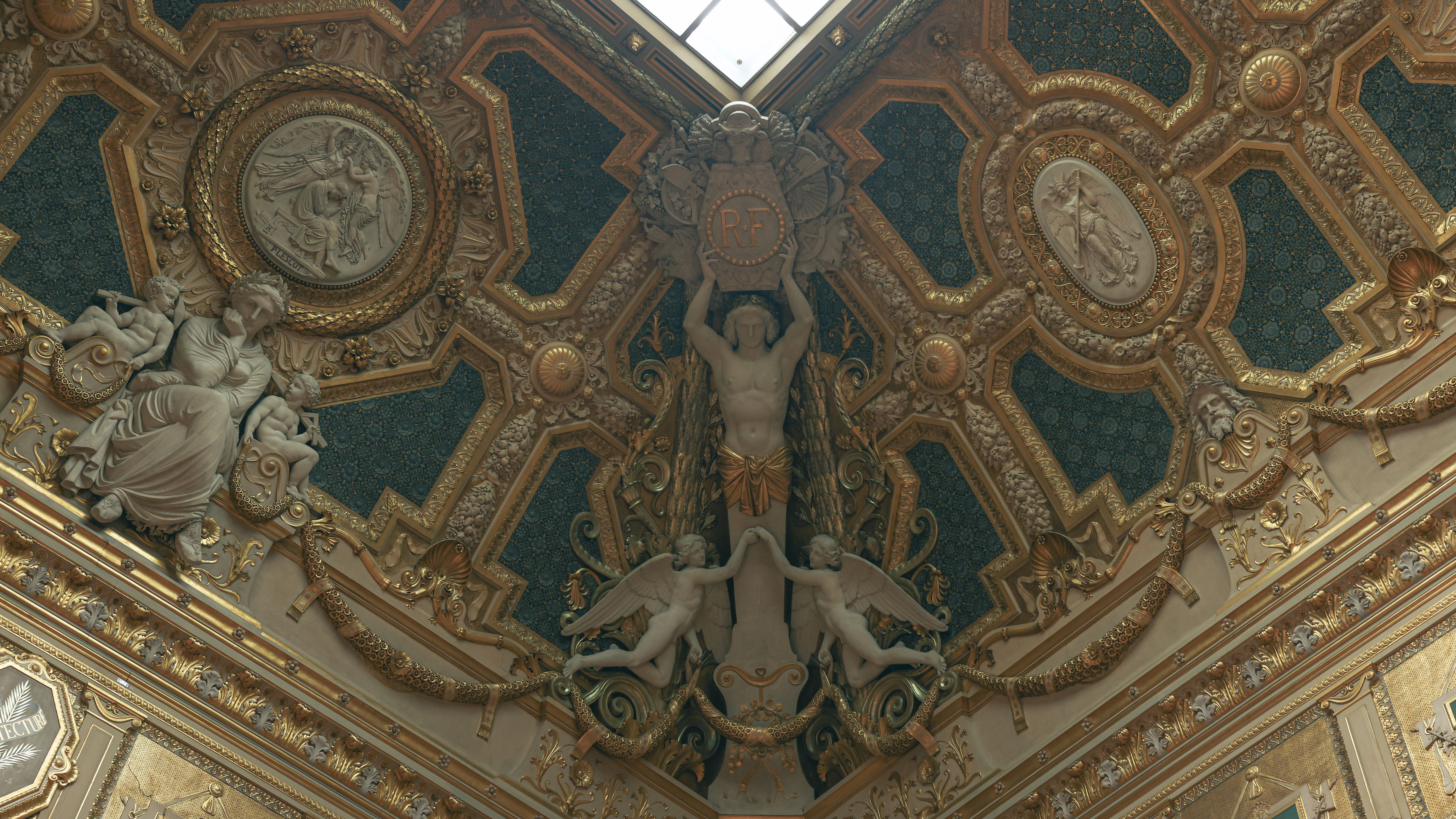 Techo Ornamentado En El Museo Del Louvre, París · Foto de stock gratuita