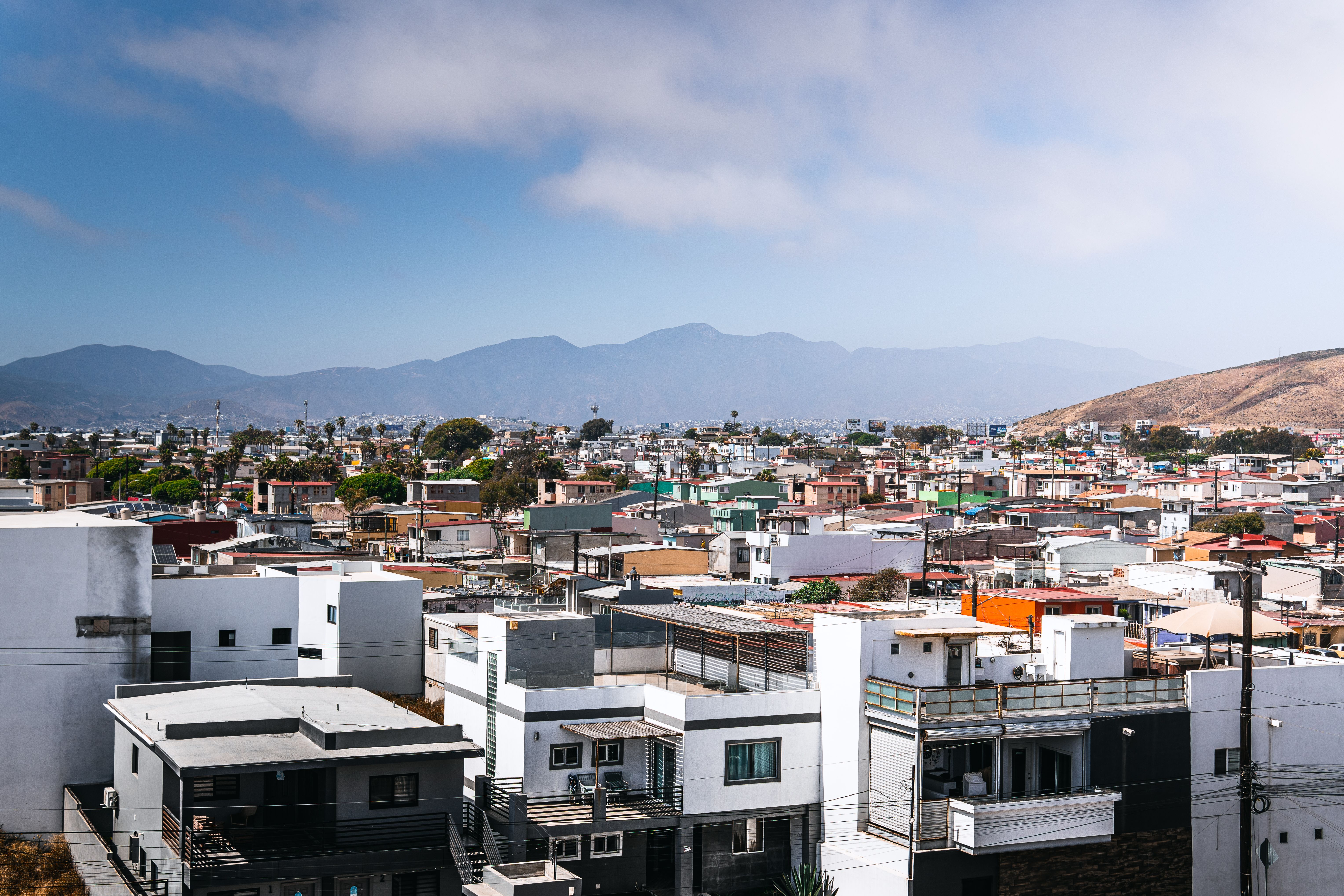 Vista Panorámica Del Paisaje Urbano Con Montañas · Foto de stock gratuita