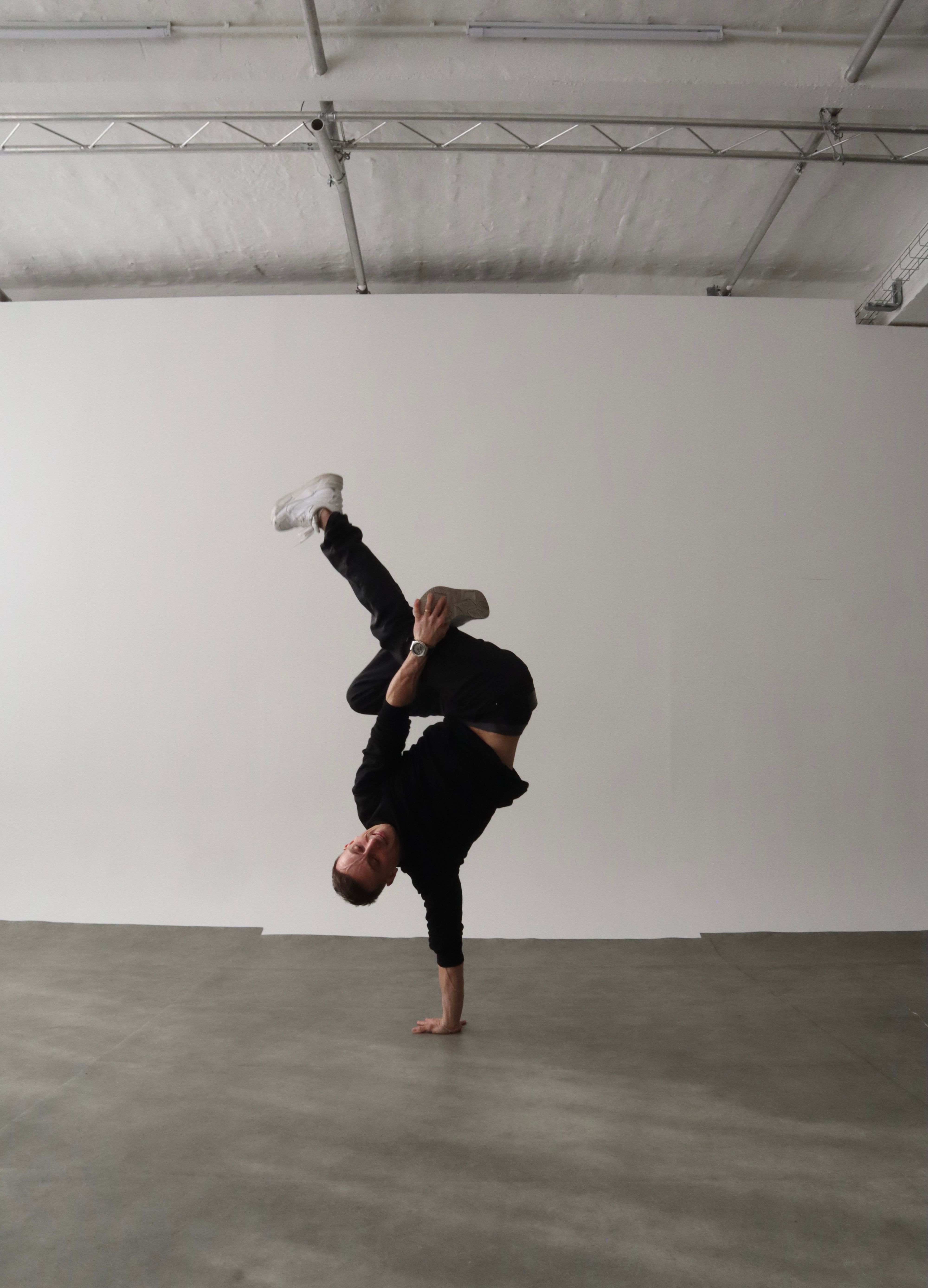 Bailarina De Break Dance Haciendo Parada De Manos En Un Estudio De ...