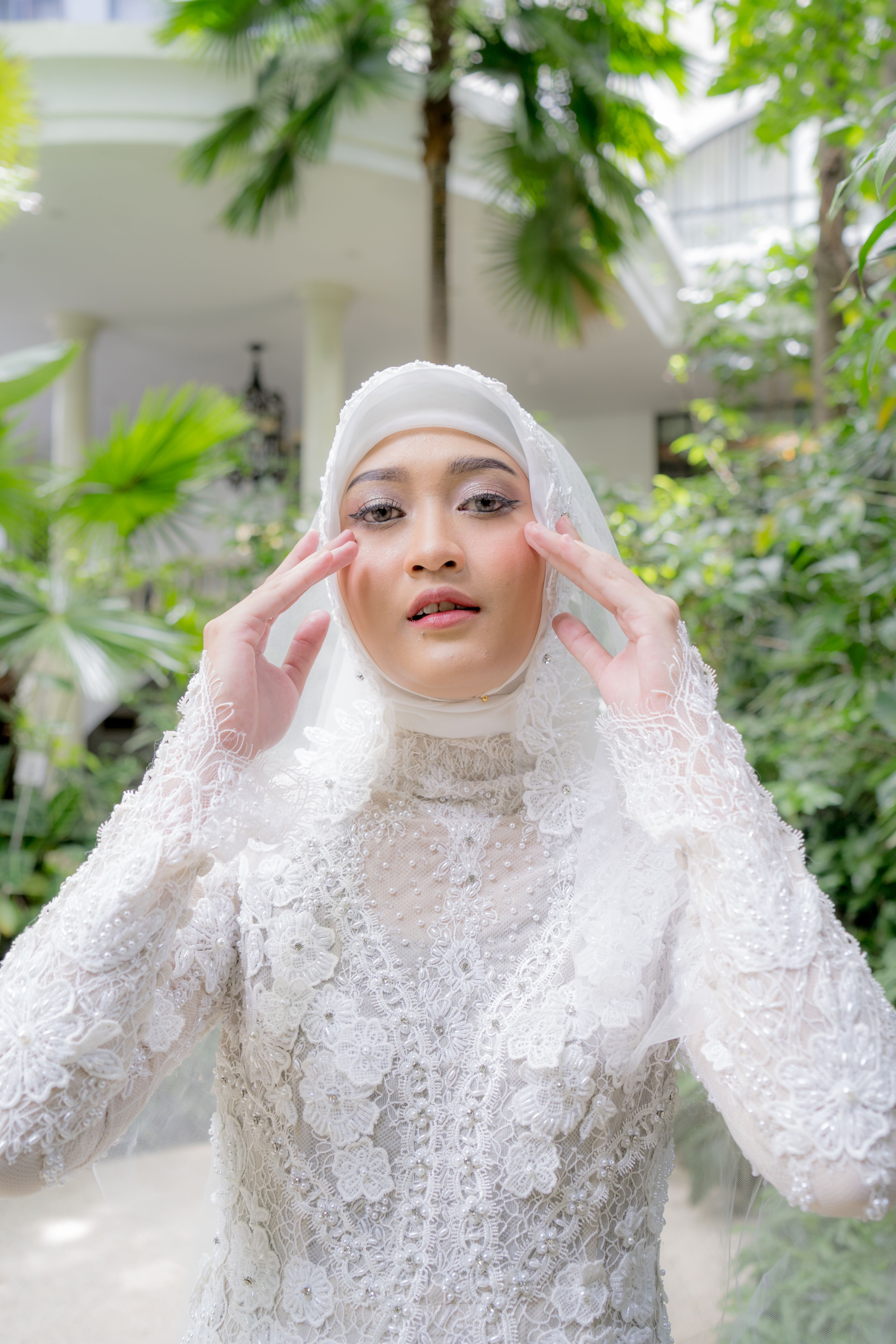 Elegant Muslim Bride in Outdoor Setting · Free Stock Photo