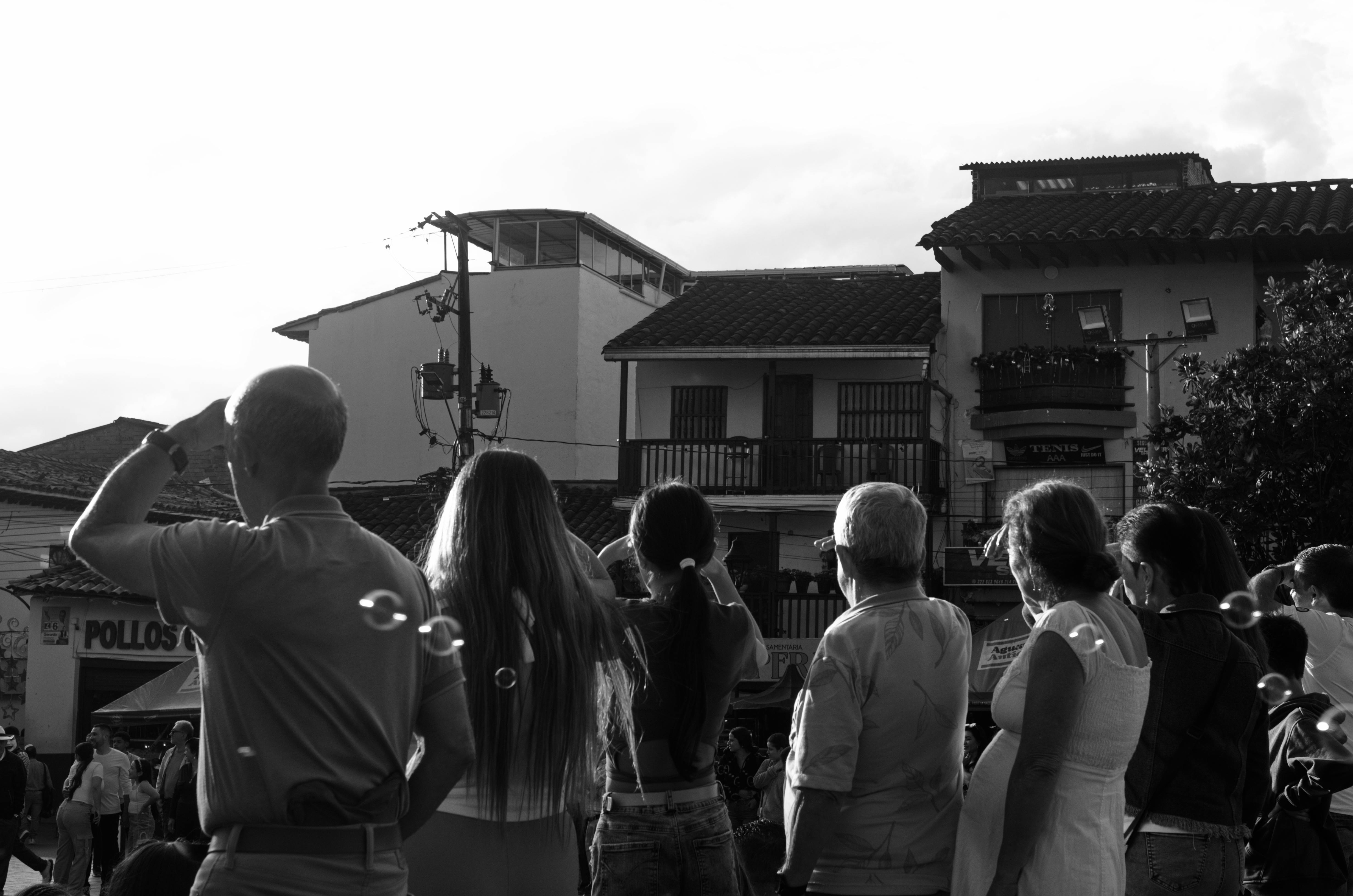 Multitud En Blanco Y Negro Observando La Escena Callejera · Foto de ...