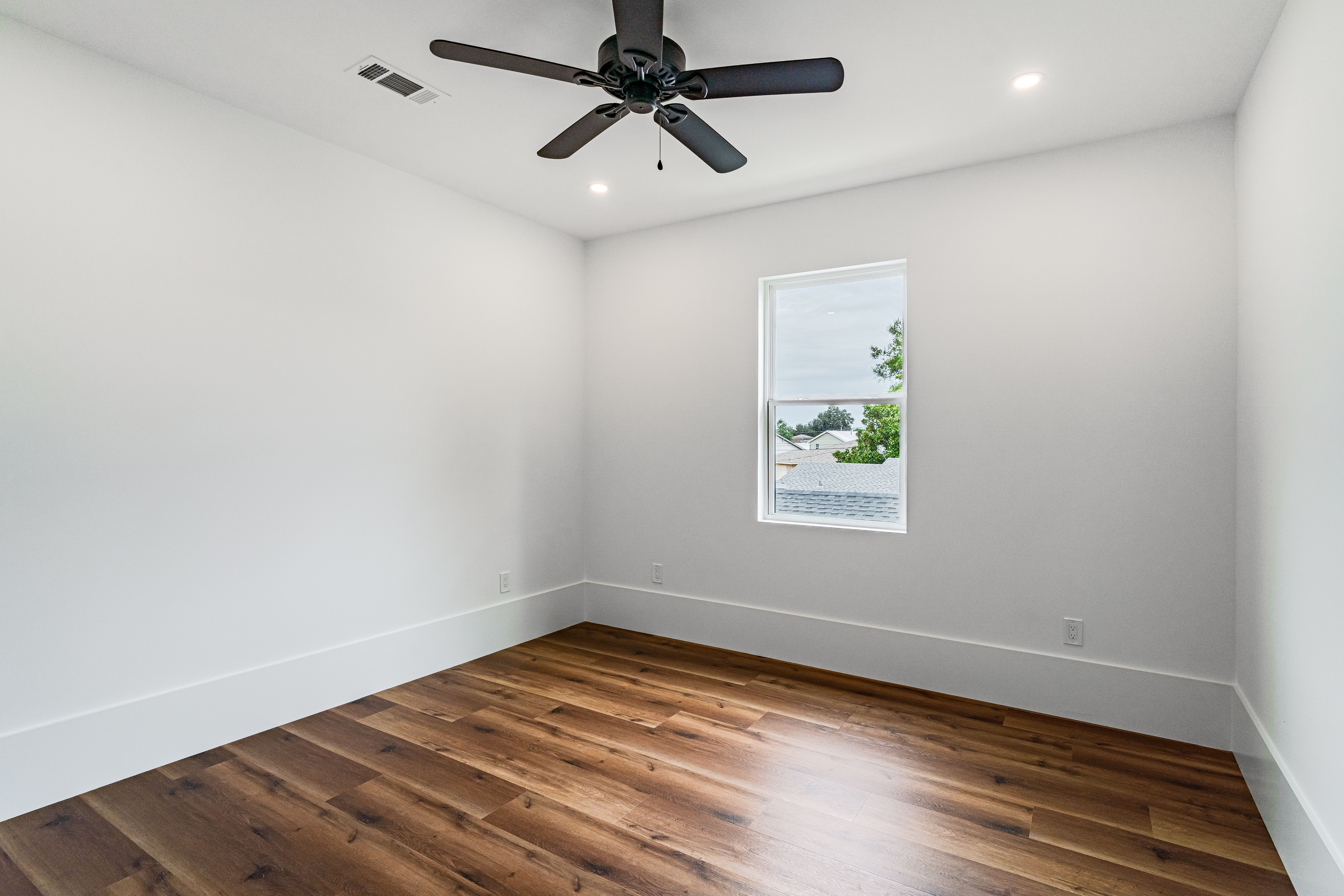 Minimalist Empty Room with Ceiling Fan in New Orleans · Free Stock Photo