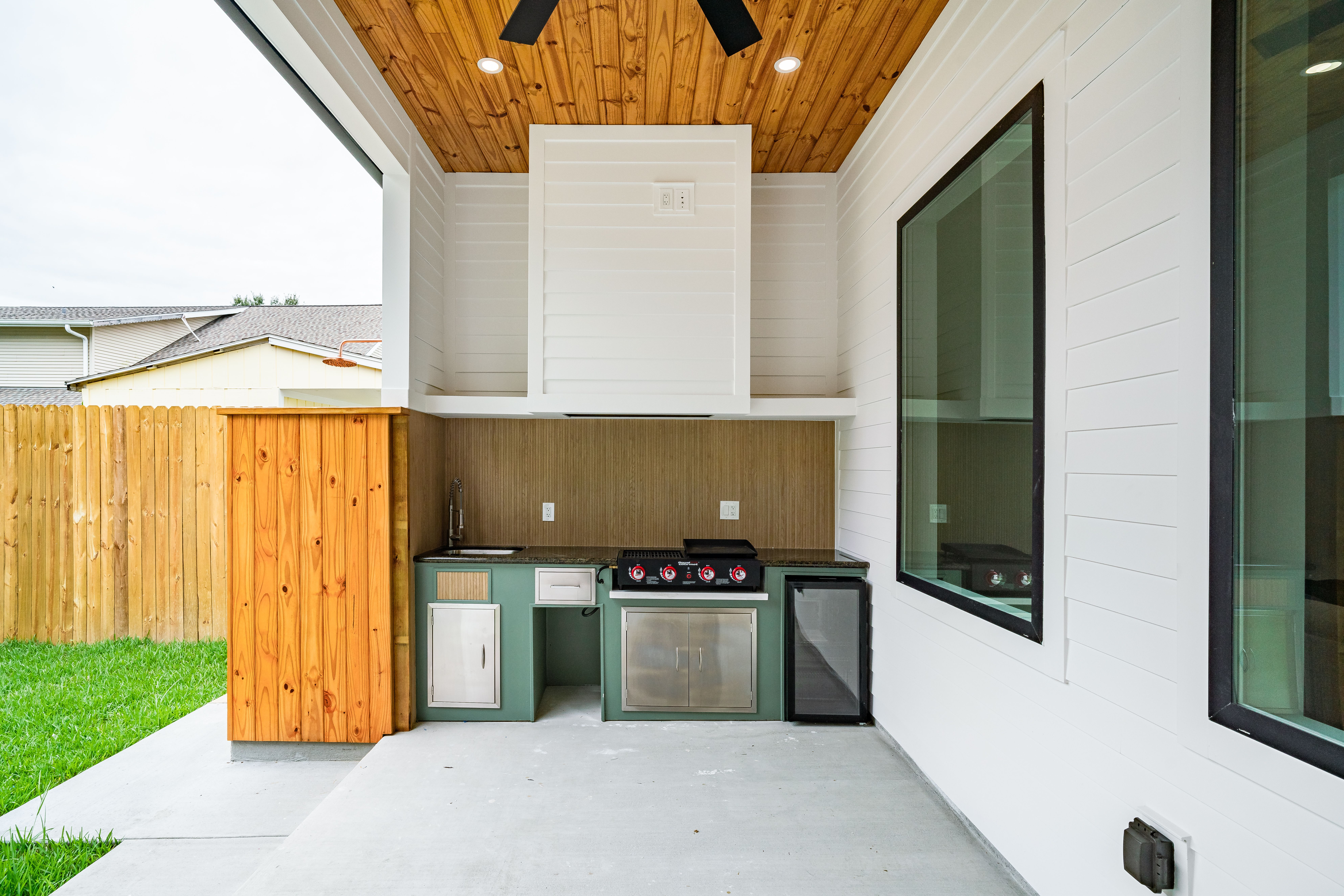 Dapur Luar Ruang Modern Di Halaman Belakang New Orleans · Foto Stok Gratis