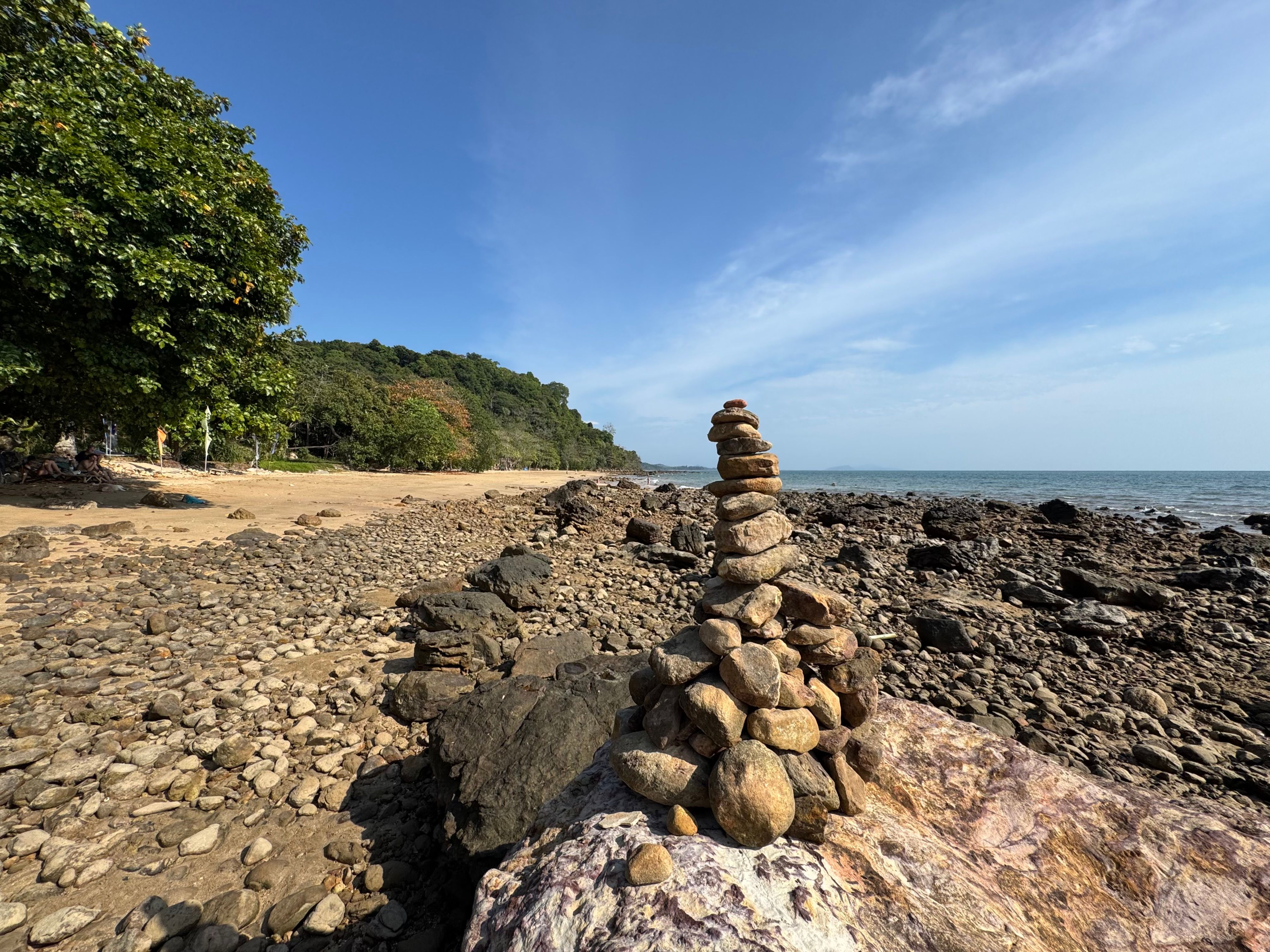 Playa Rocosa Serena Con Un Montículo De Piedras En Equilibrio · Foto de ...
