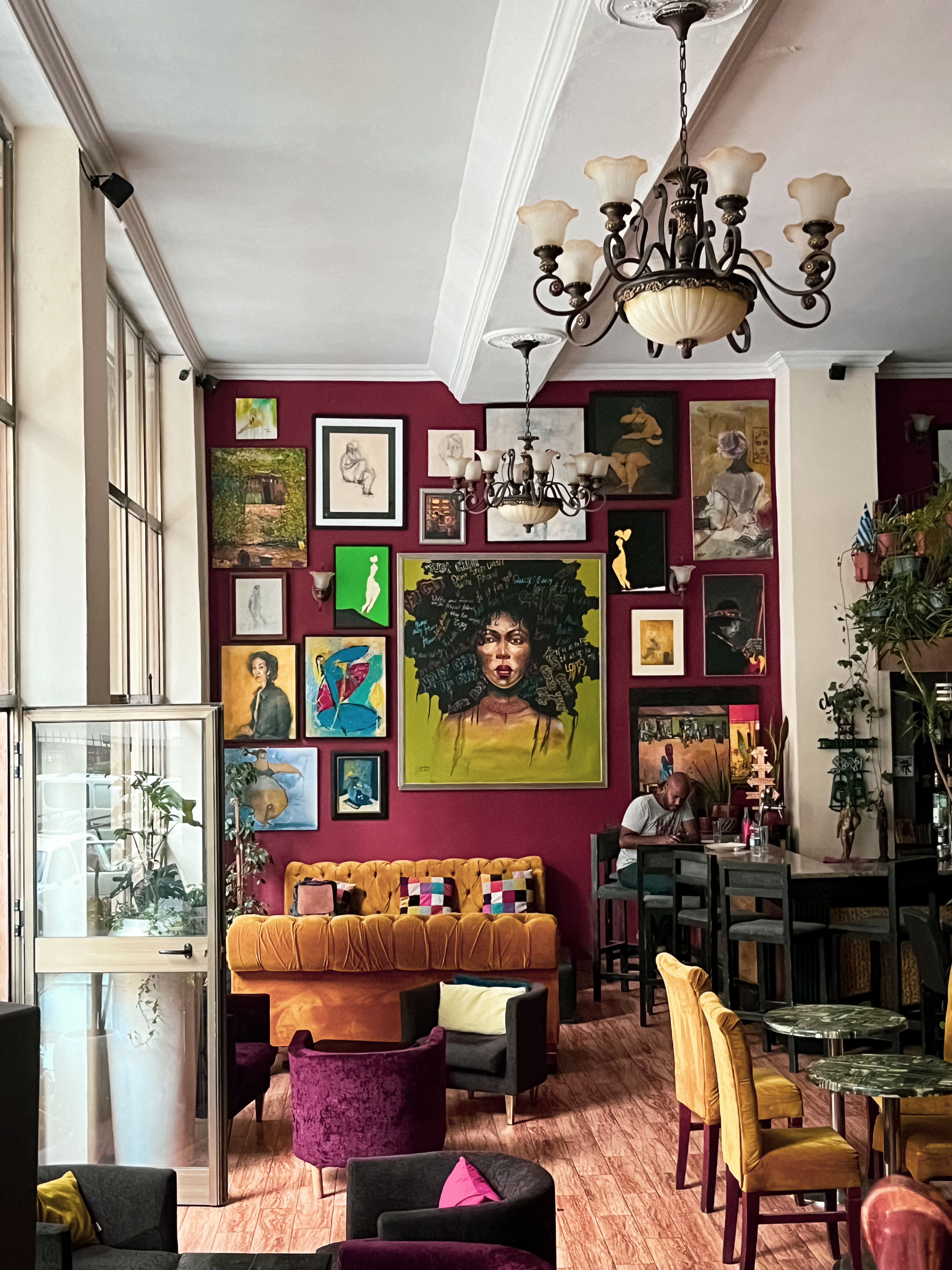 Eclectic Art Cafe Interior with Vibrant Decor · Free Stock Photo