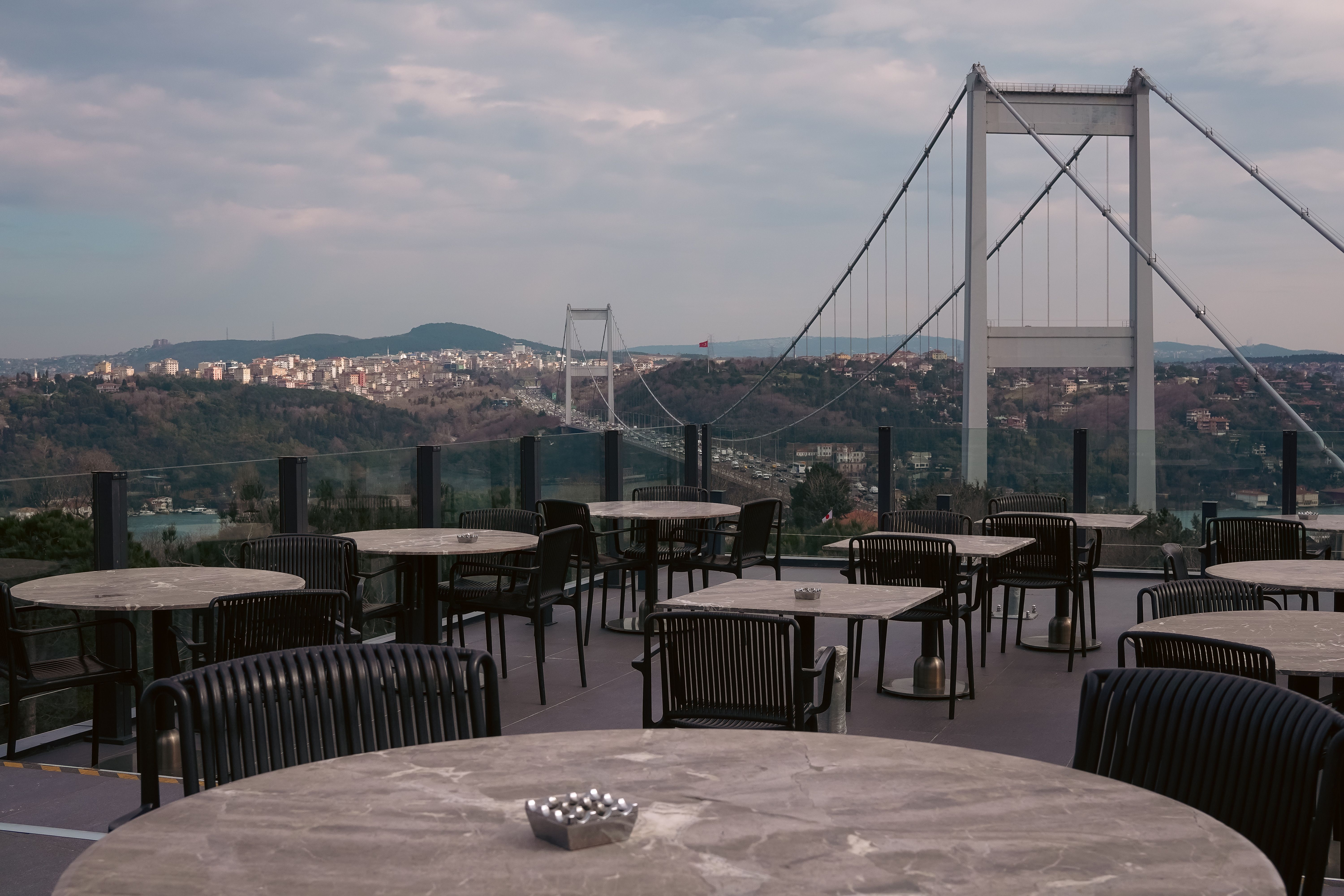 Vista Panorámica Del Puente Del Bósforo De Estambul Desde La Azotea ...