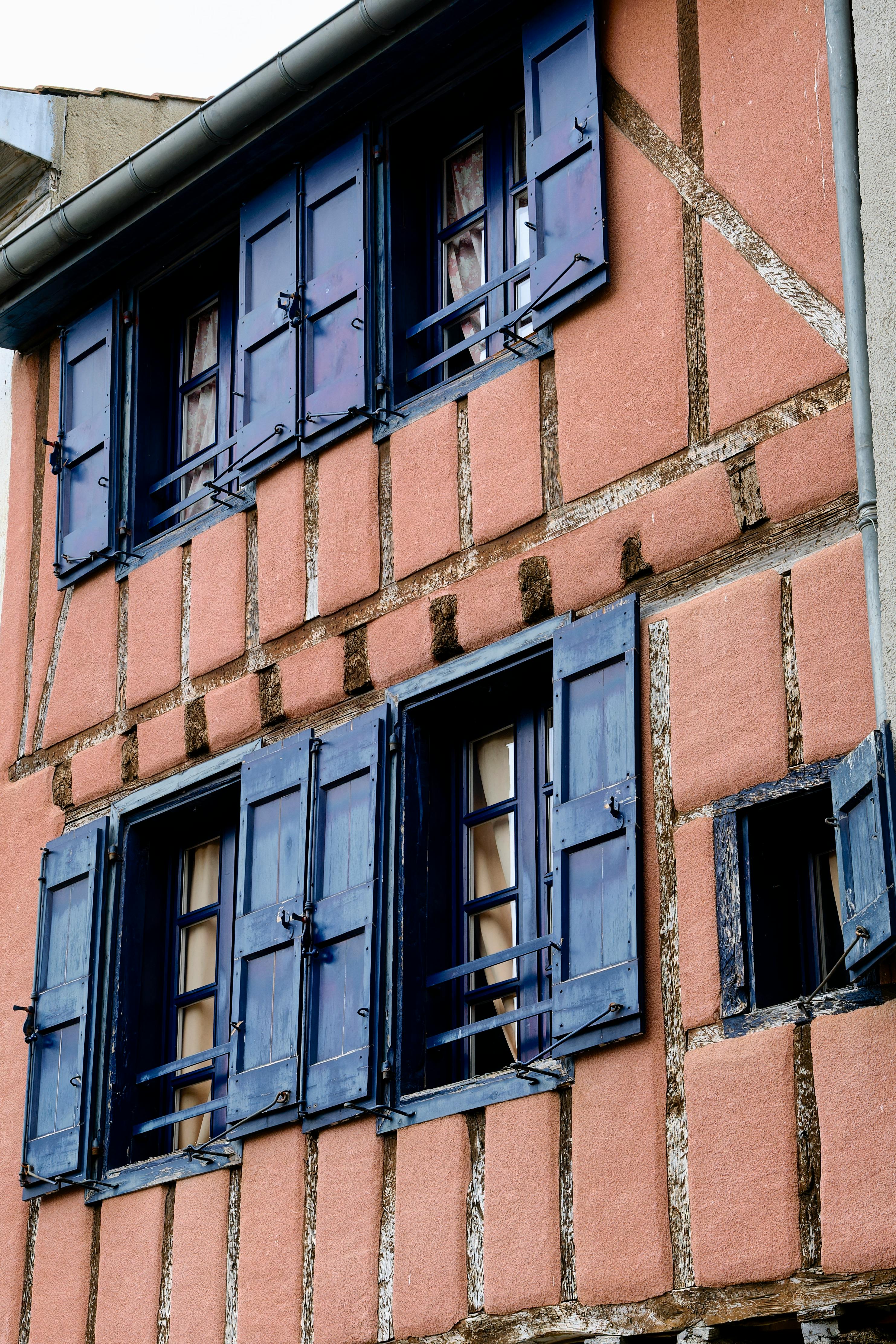 Bangunan Bersejarah Yang Memamerkan Arsitektur Tradisional Dengan ...