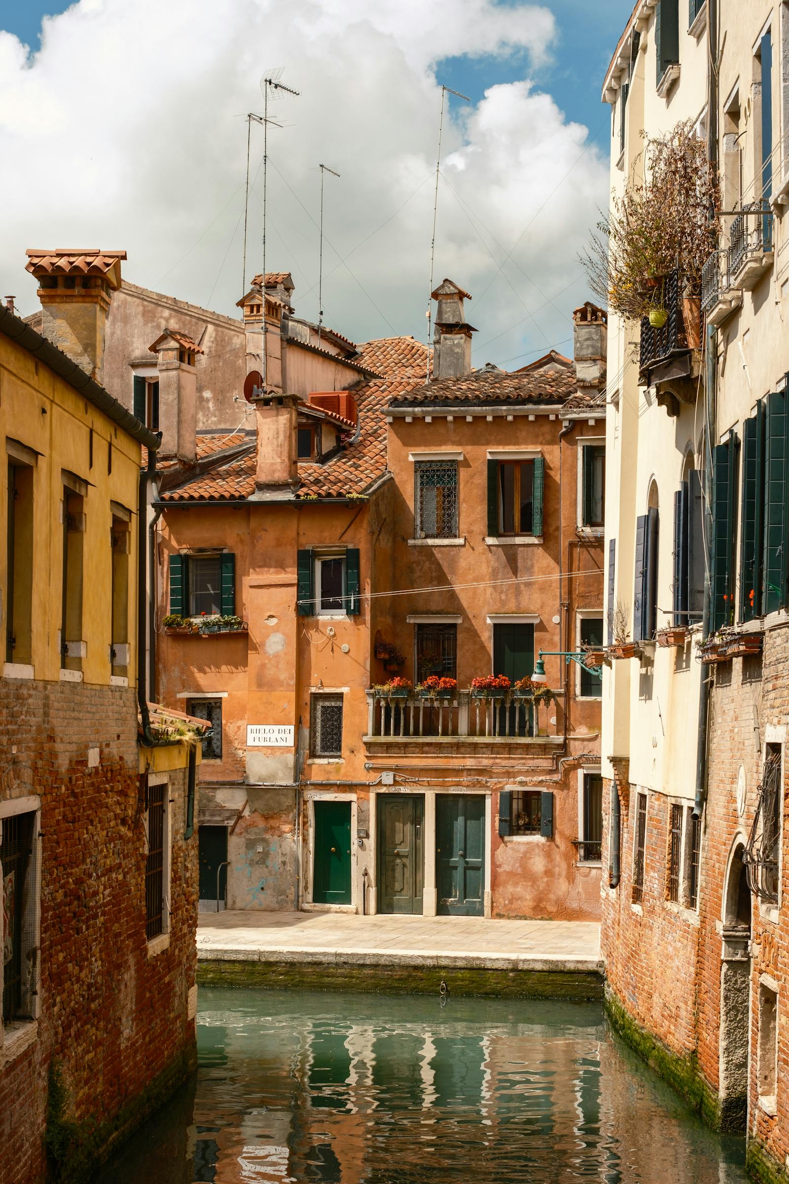 Old Buildings Photos, Download The BEST Free Old Buildings Stock Photos ...