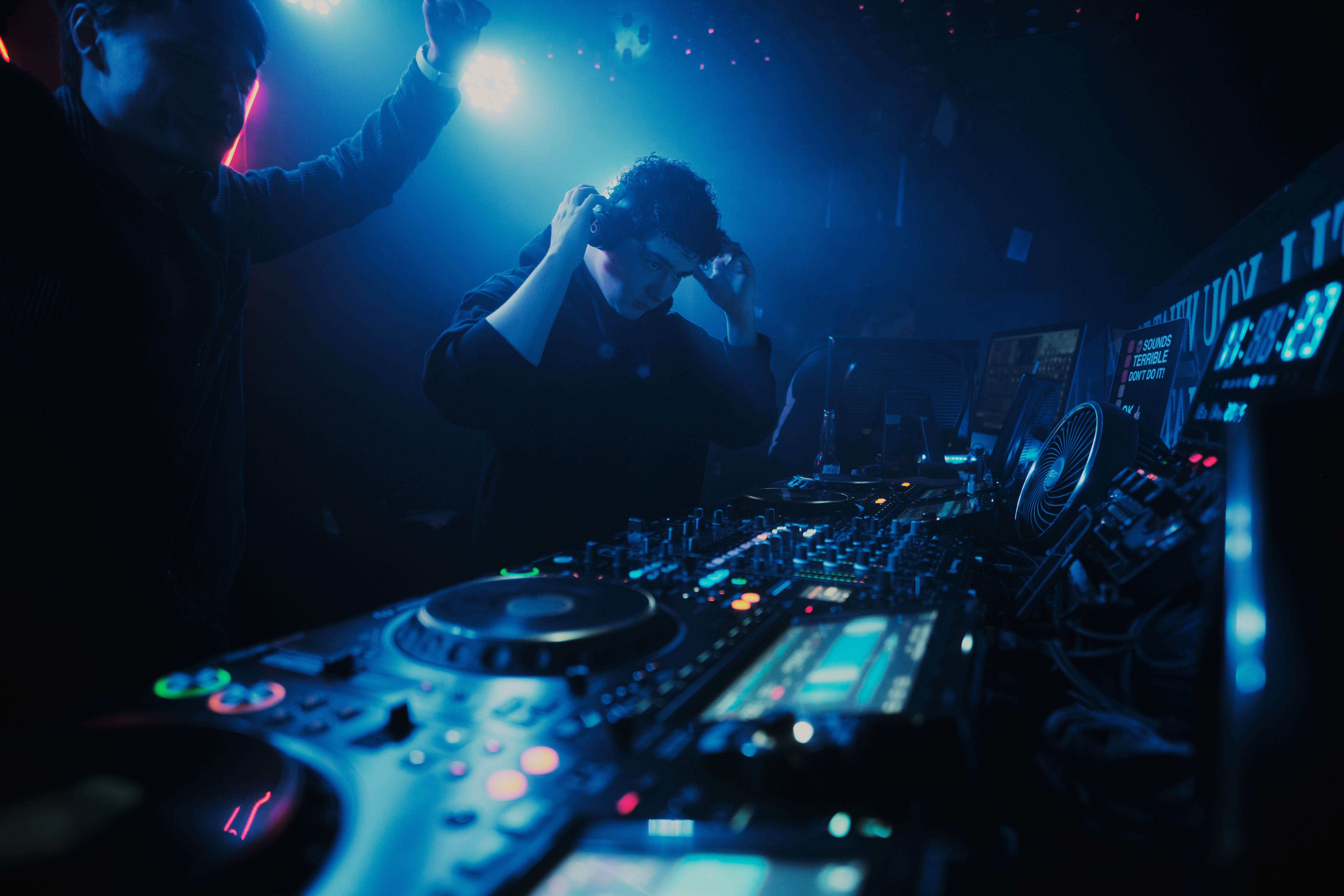 Energetic Nightclub DJ Performance in Leon · Free Stock Photo