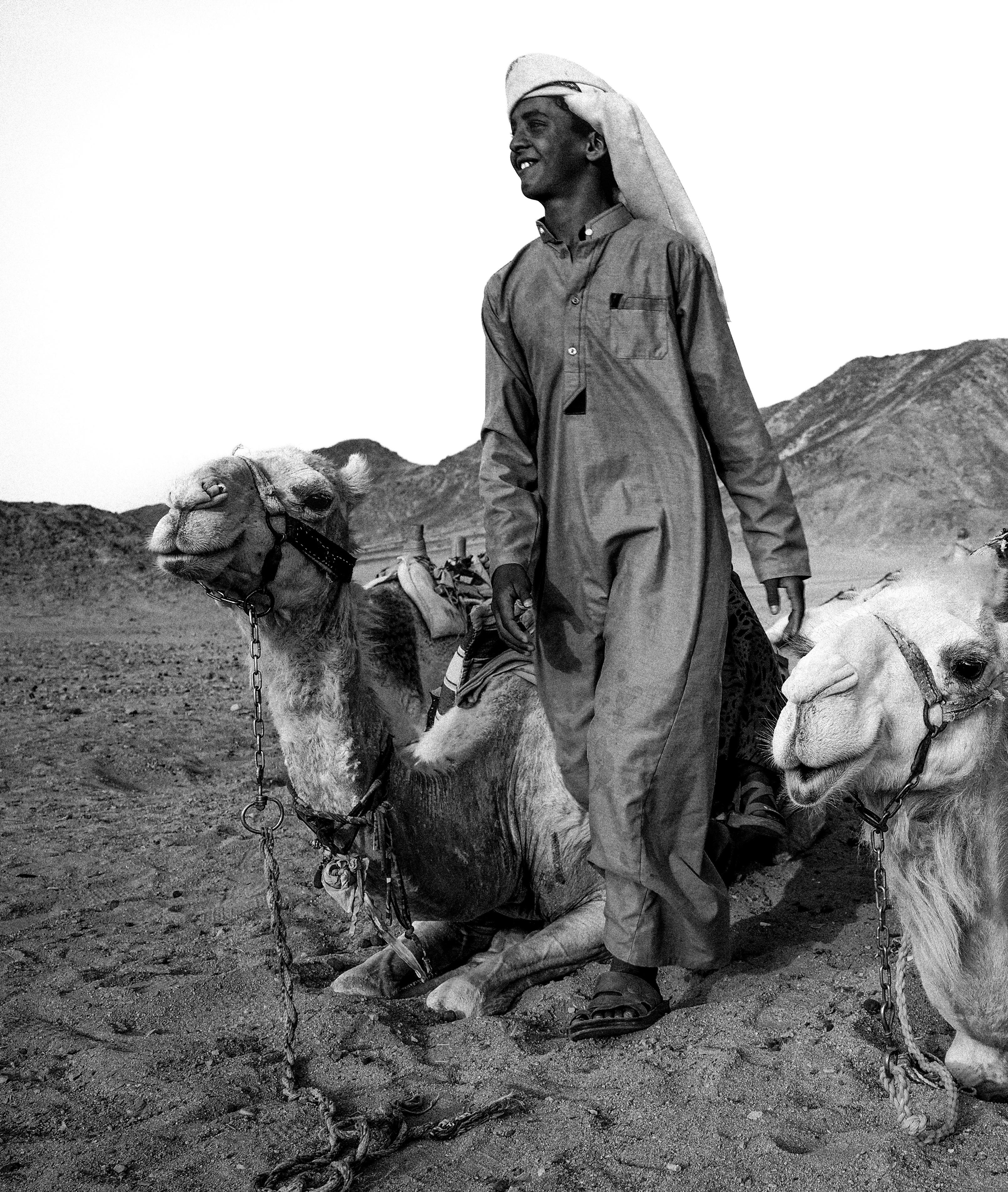 Traditional Camel Handler in Egyptian Desert · Free Stock Photo