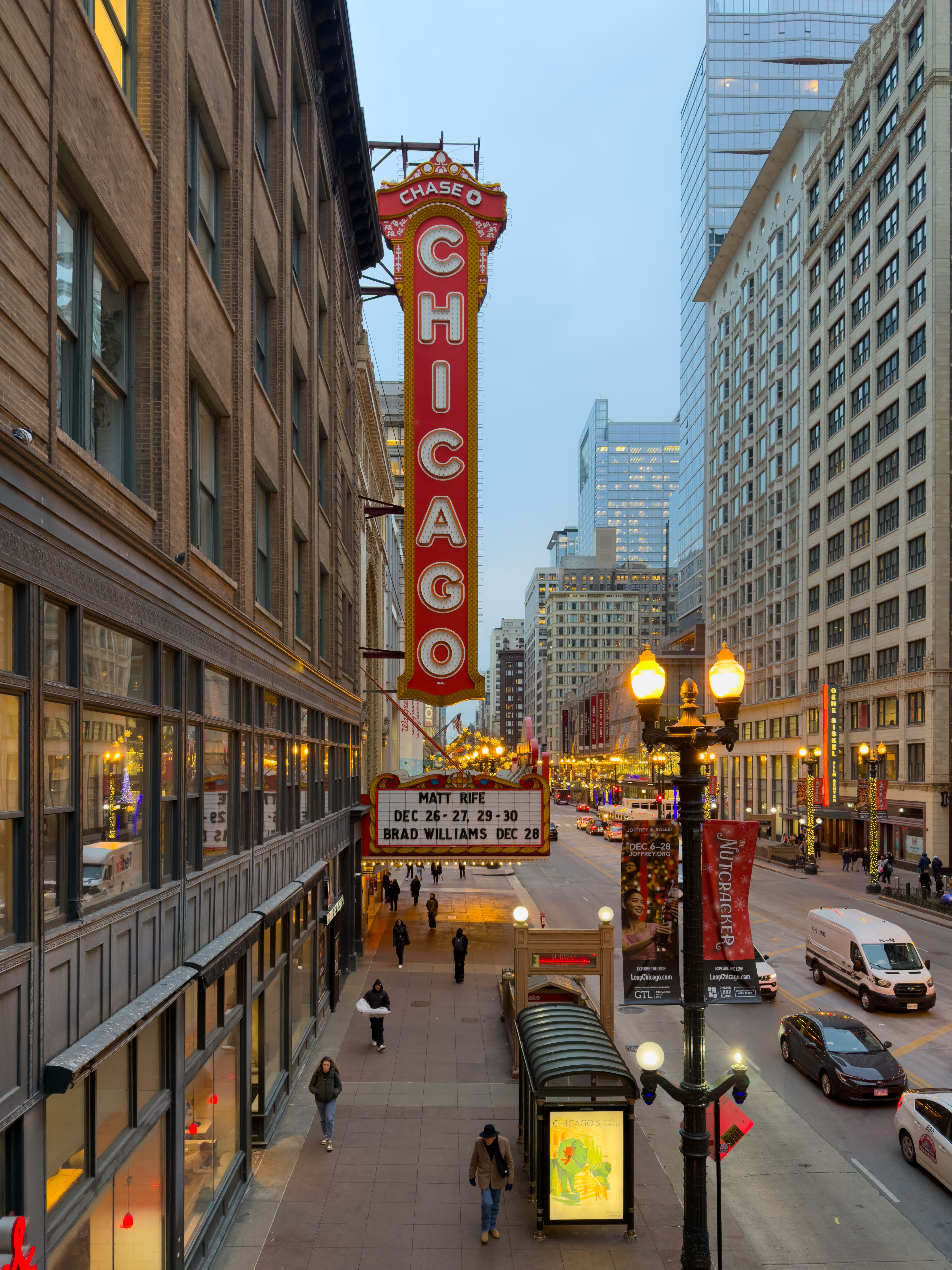 Iconic Chicago Theater in Downtown Evening · Free Stock Photo