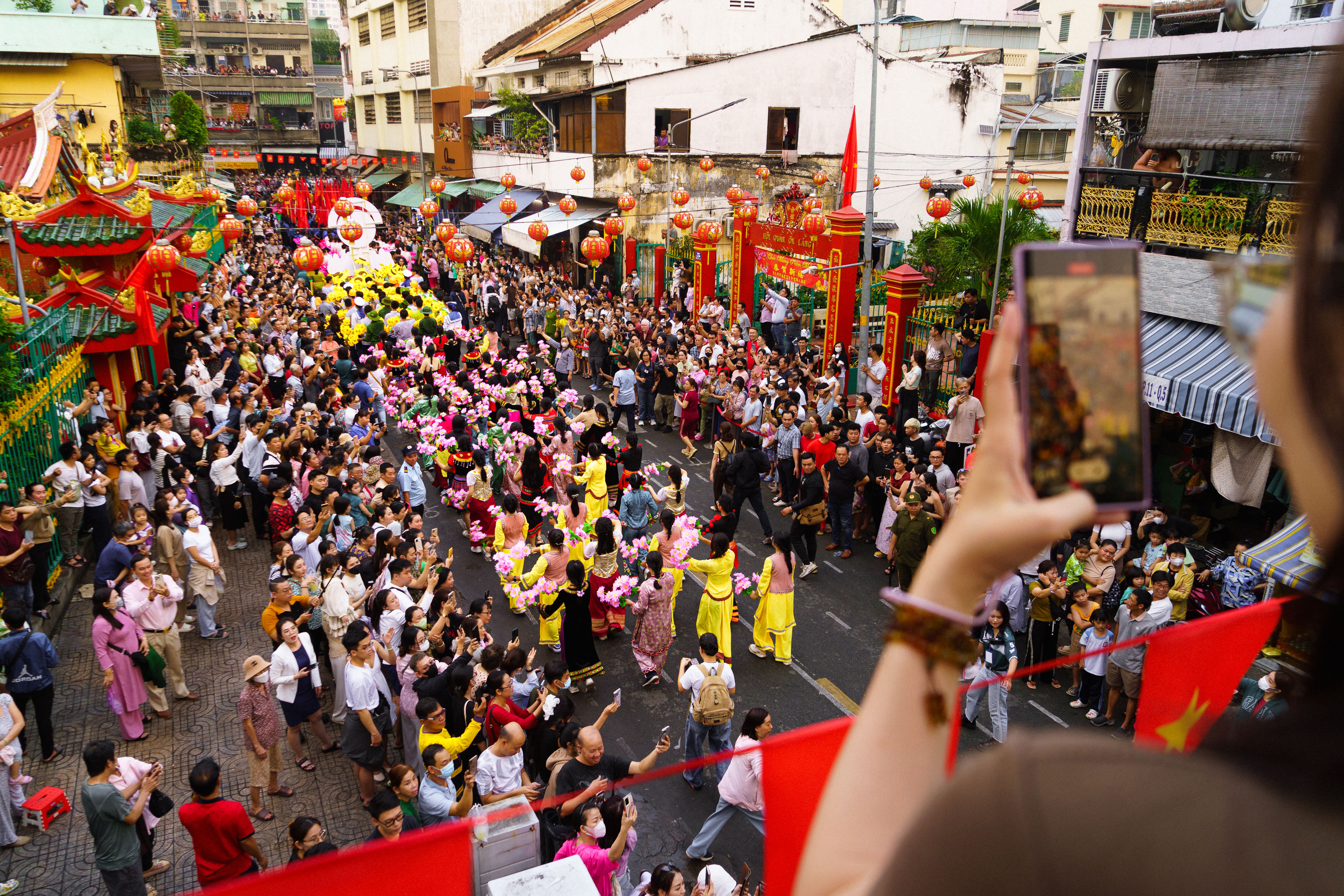 Vibrant Tet Festival Parade in Ho Chi Minh City · Free Stock Photo