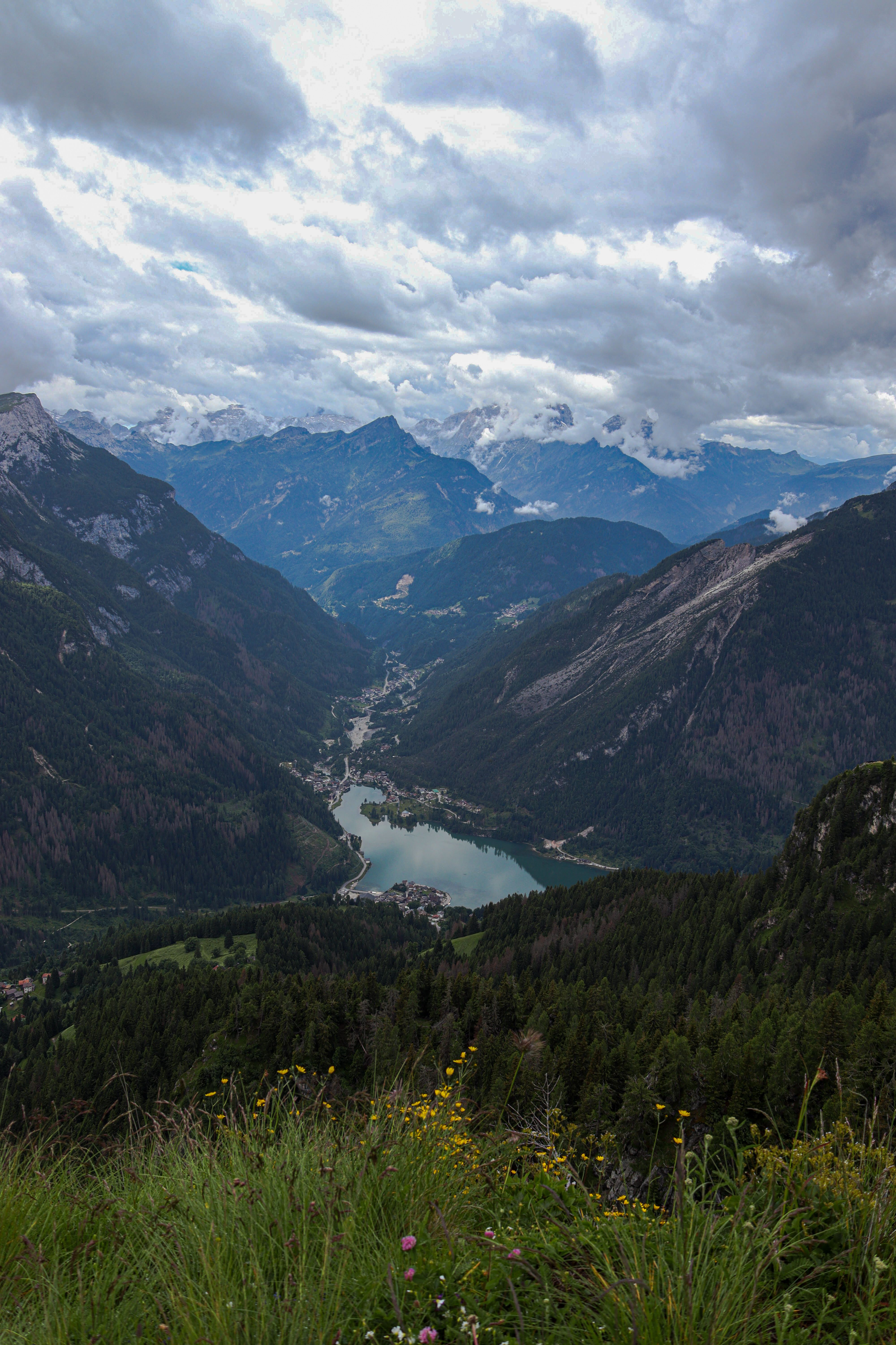 Stunning Alpine Valley with Cloudy Skies · Free Stock Photo