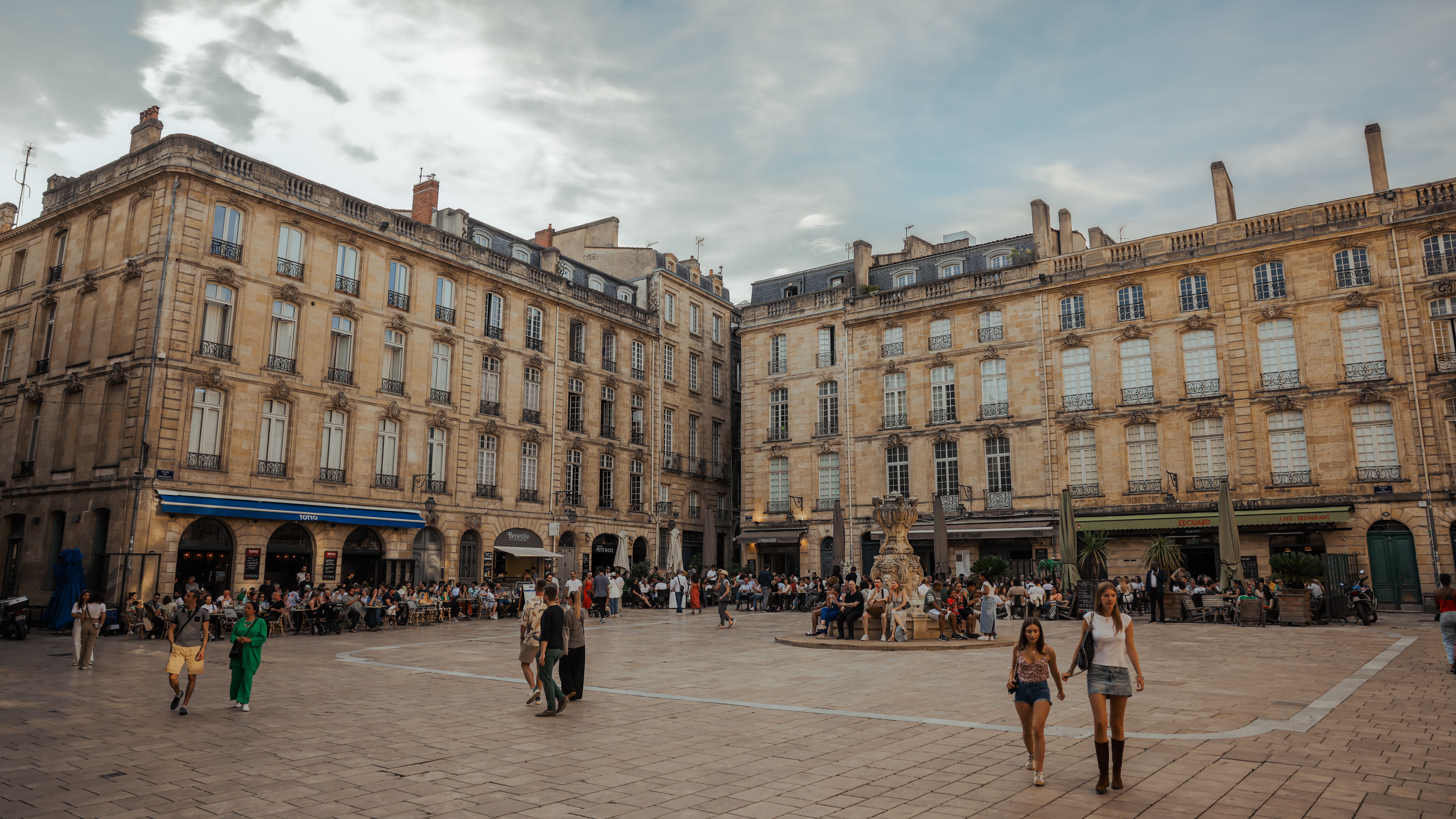 Vibrant Summer Day at Bordeaux City Square · Free Stock Photo