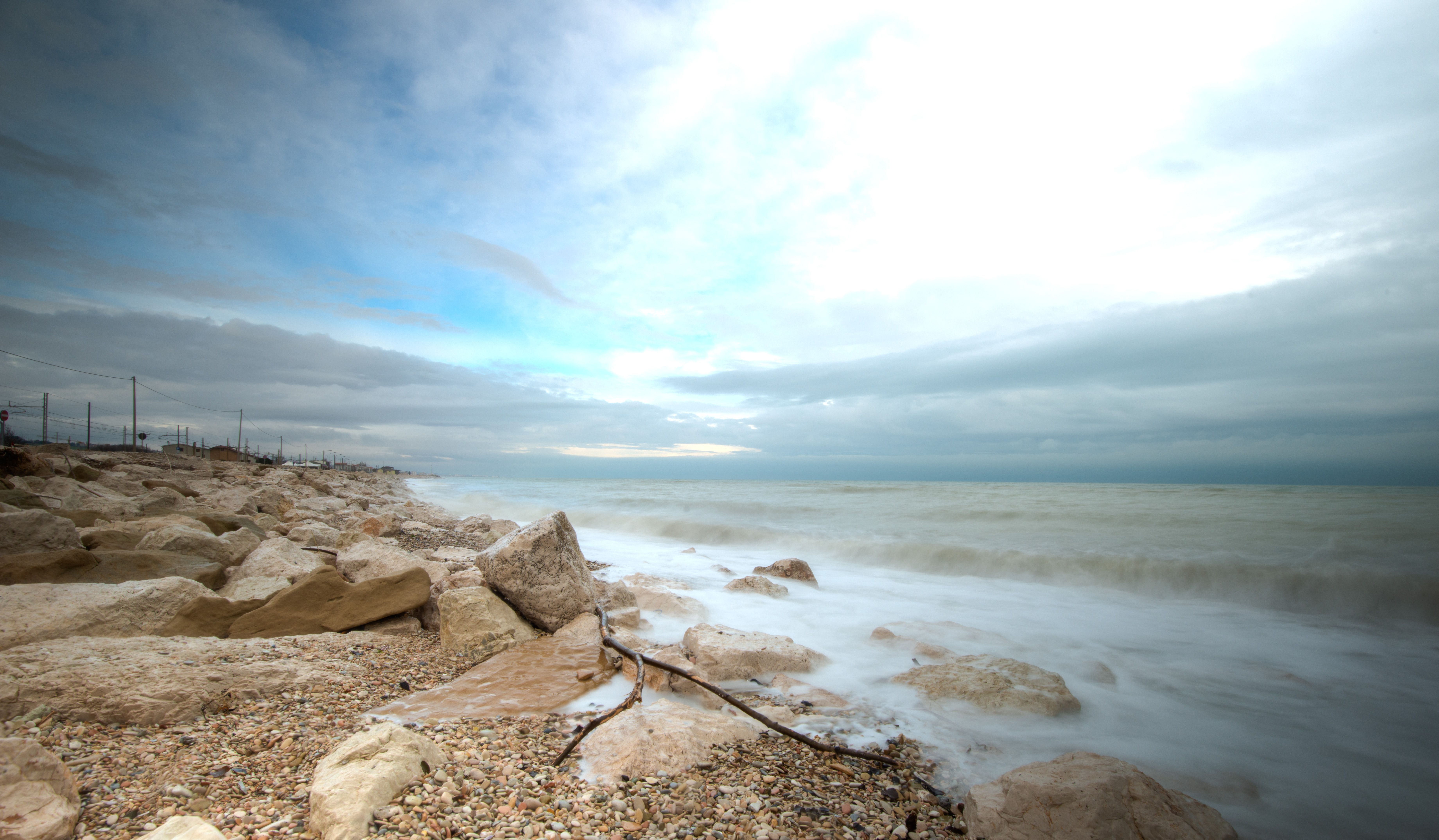 Scenic Rocky Shoreline at Dusk · Free Stock Photo