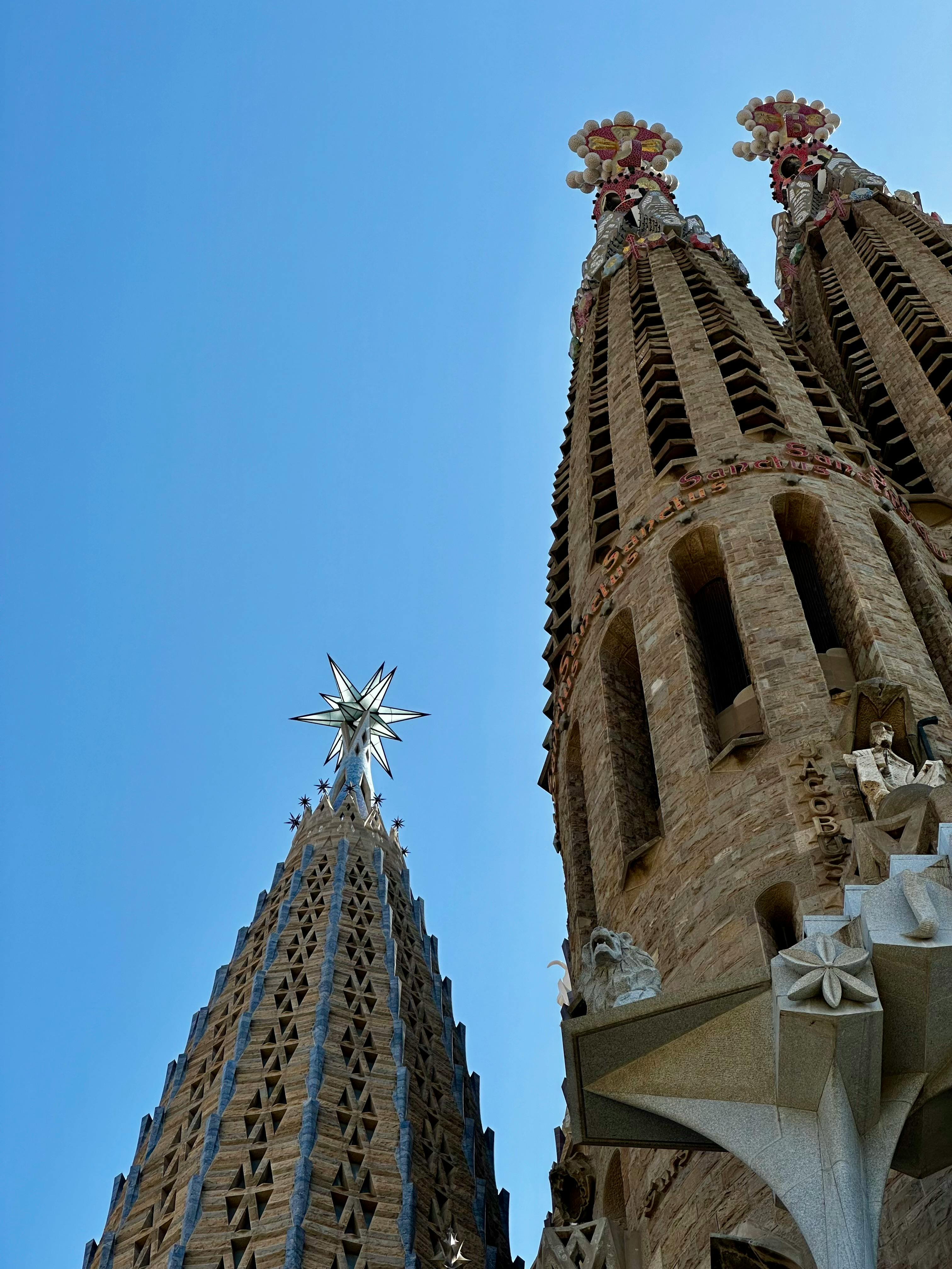 Las Torres De La Sagrada Familia Contra El Cielo Azul Claro · Foto de ...