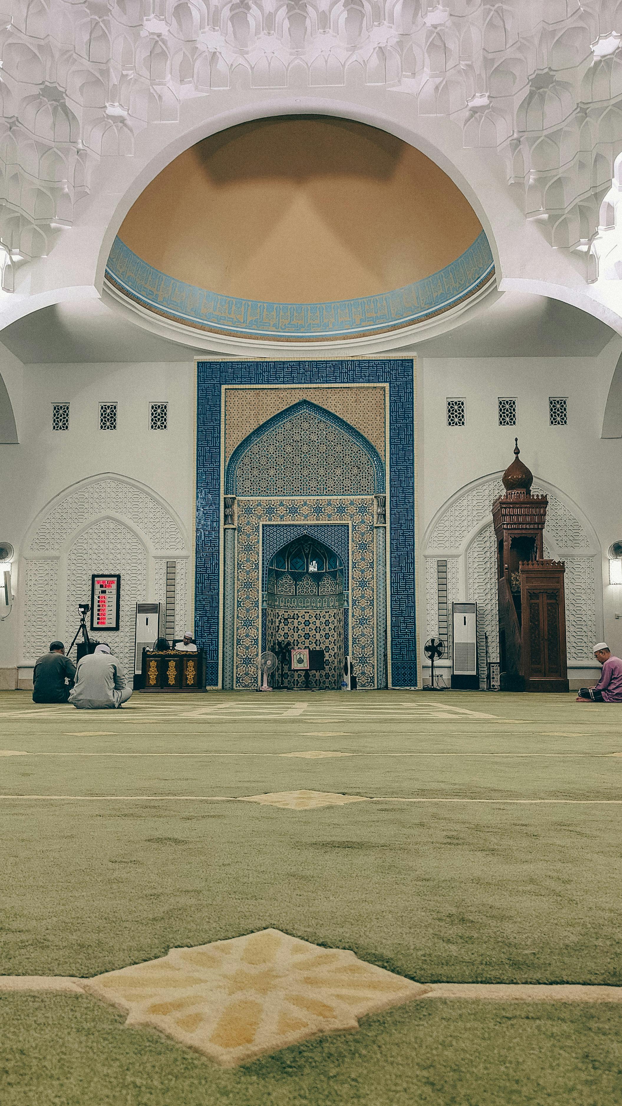 Serene Interior of a Mosque Prayer Hall · Free Stock Photo