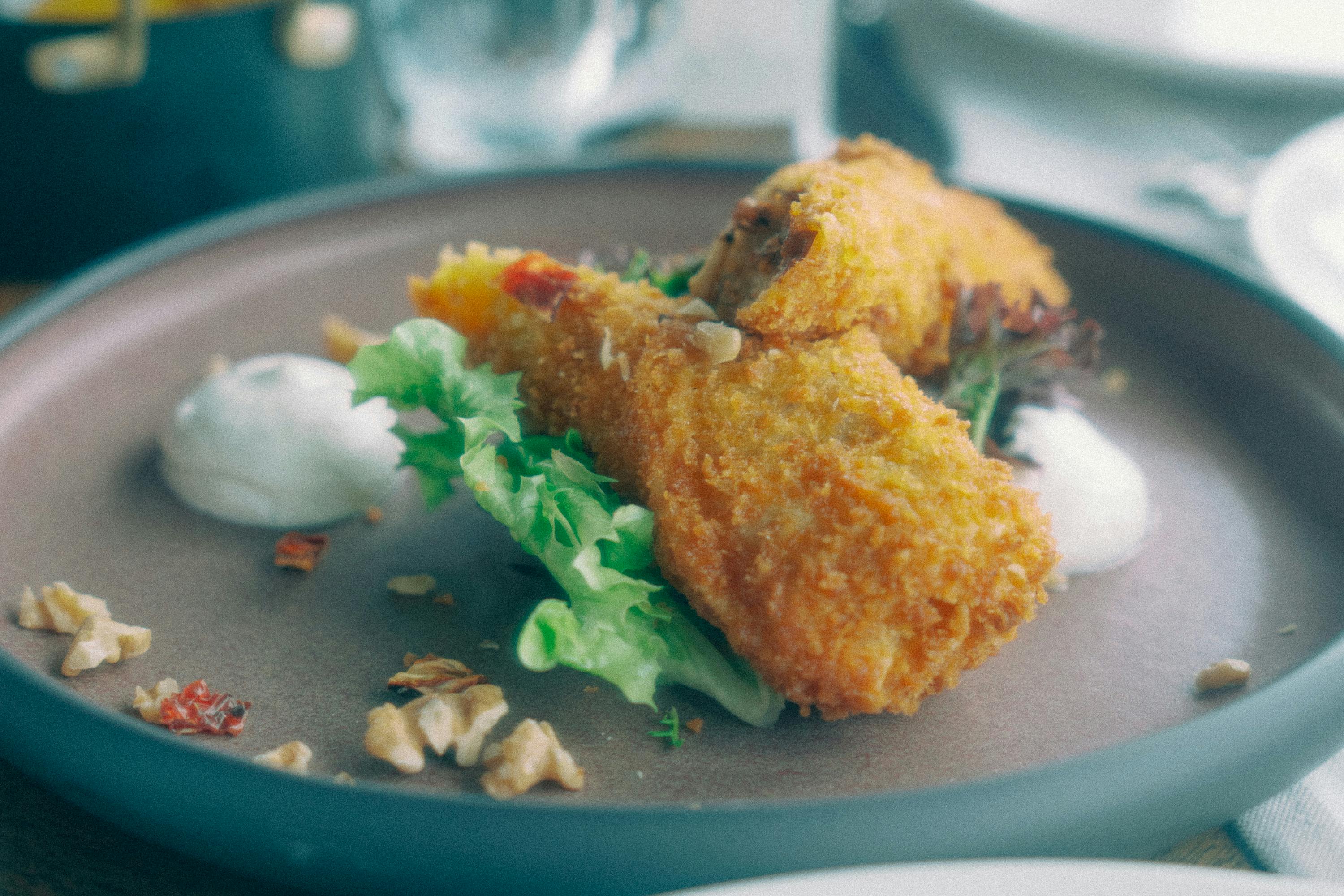 Close-up of Crispy Fried Chicken on Plate · Free Stock Photo