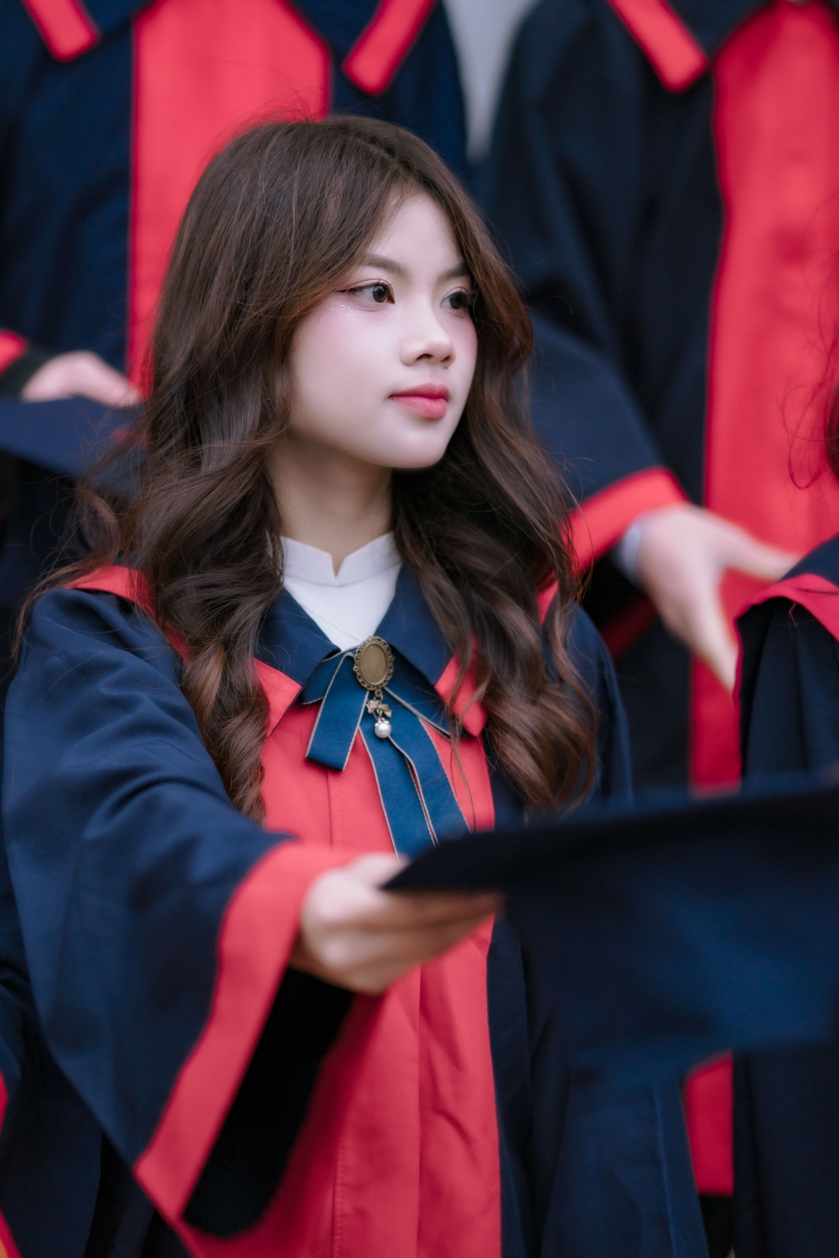 Jovem Graduado Em Vestes Azuis E Vermelhas · Foto profissional gratuita