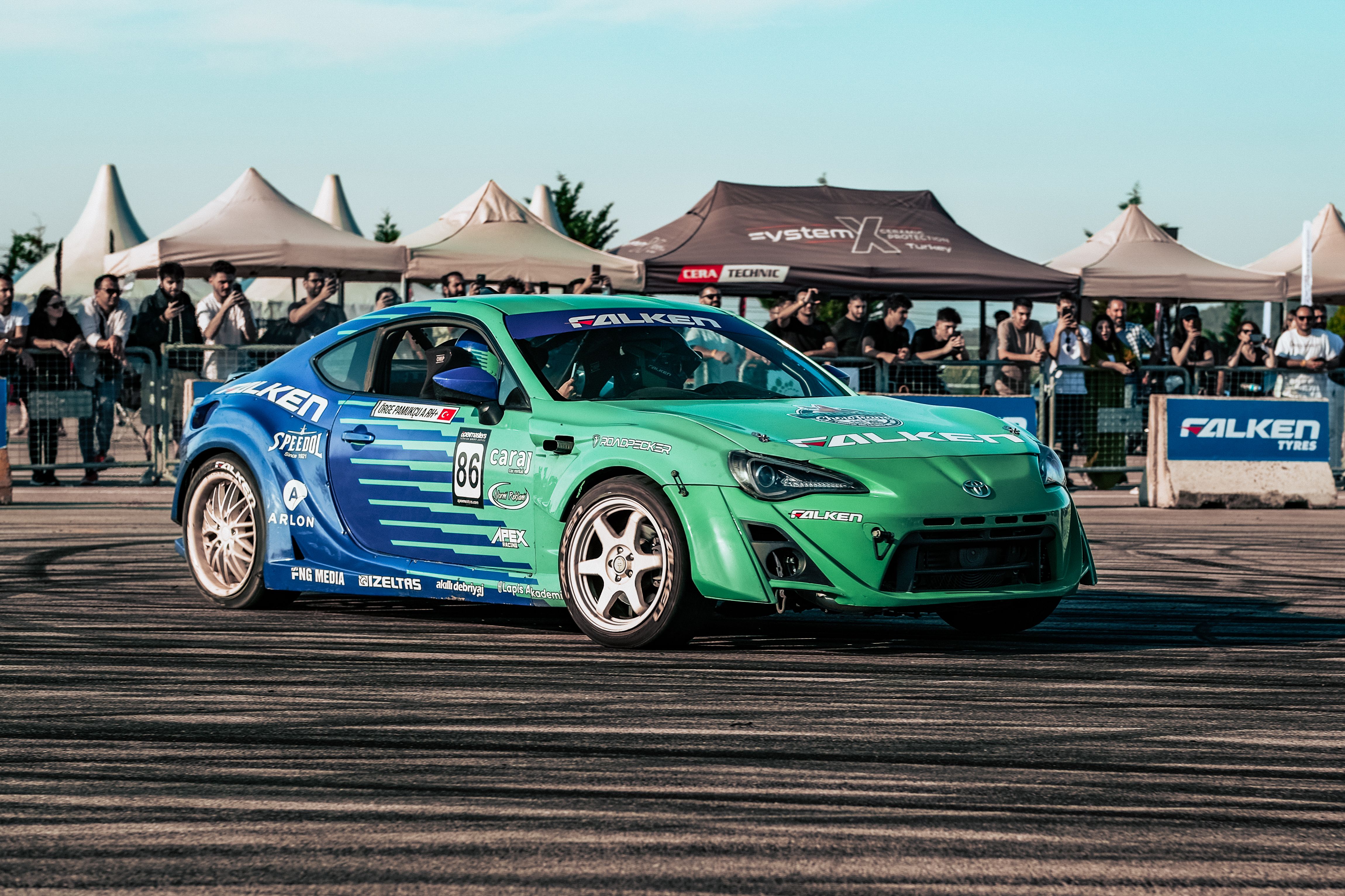 Exciting Car Race Action in Istanbul, Türkiye · Free Stock Photo