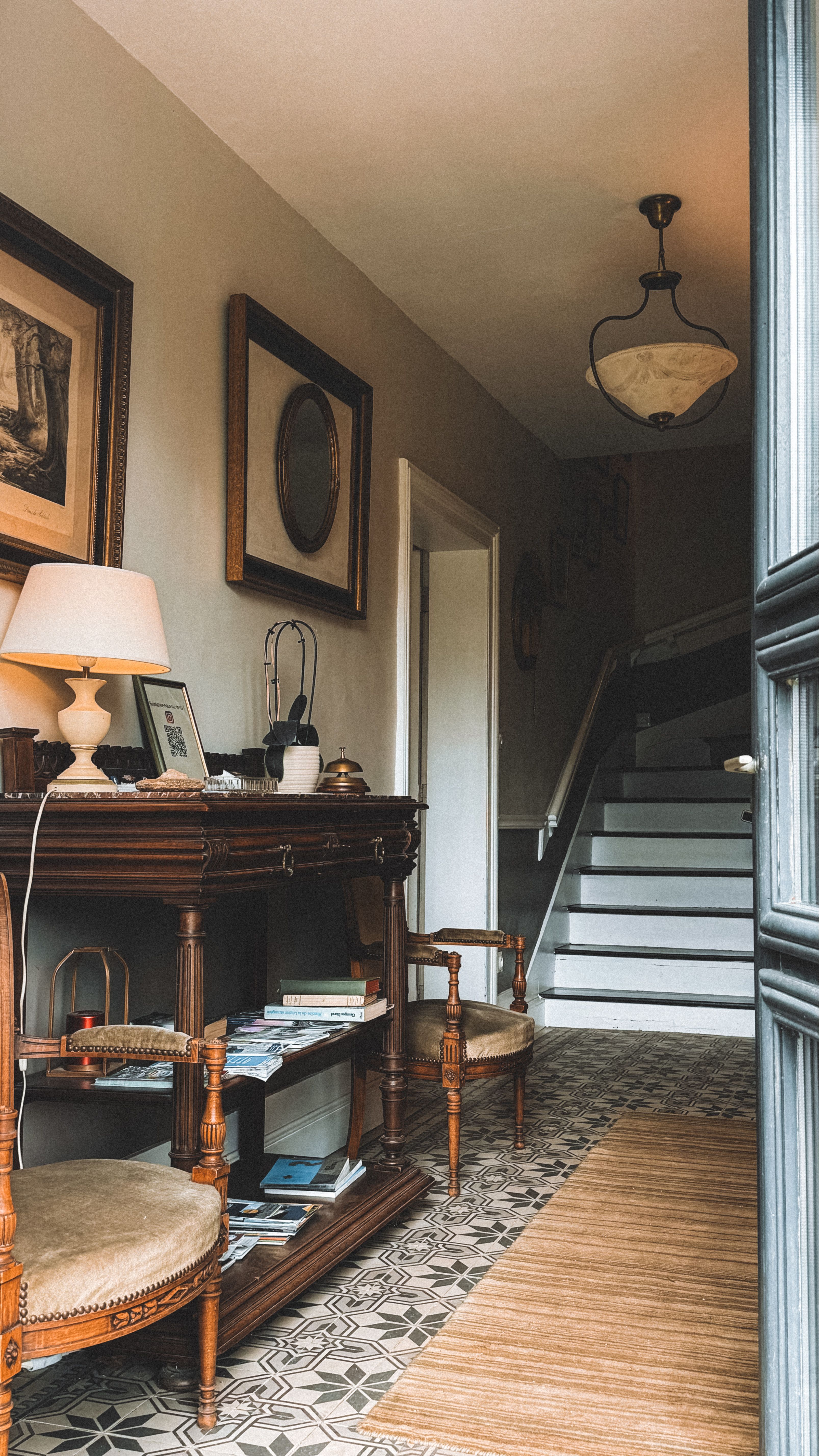 Vintage Hallway with Antique Decor and Staircase · Free Stock Photo