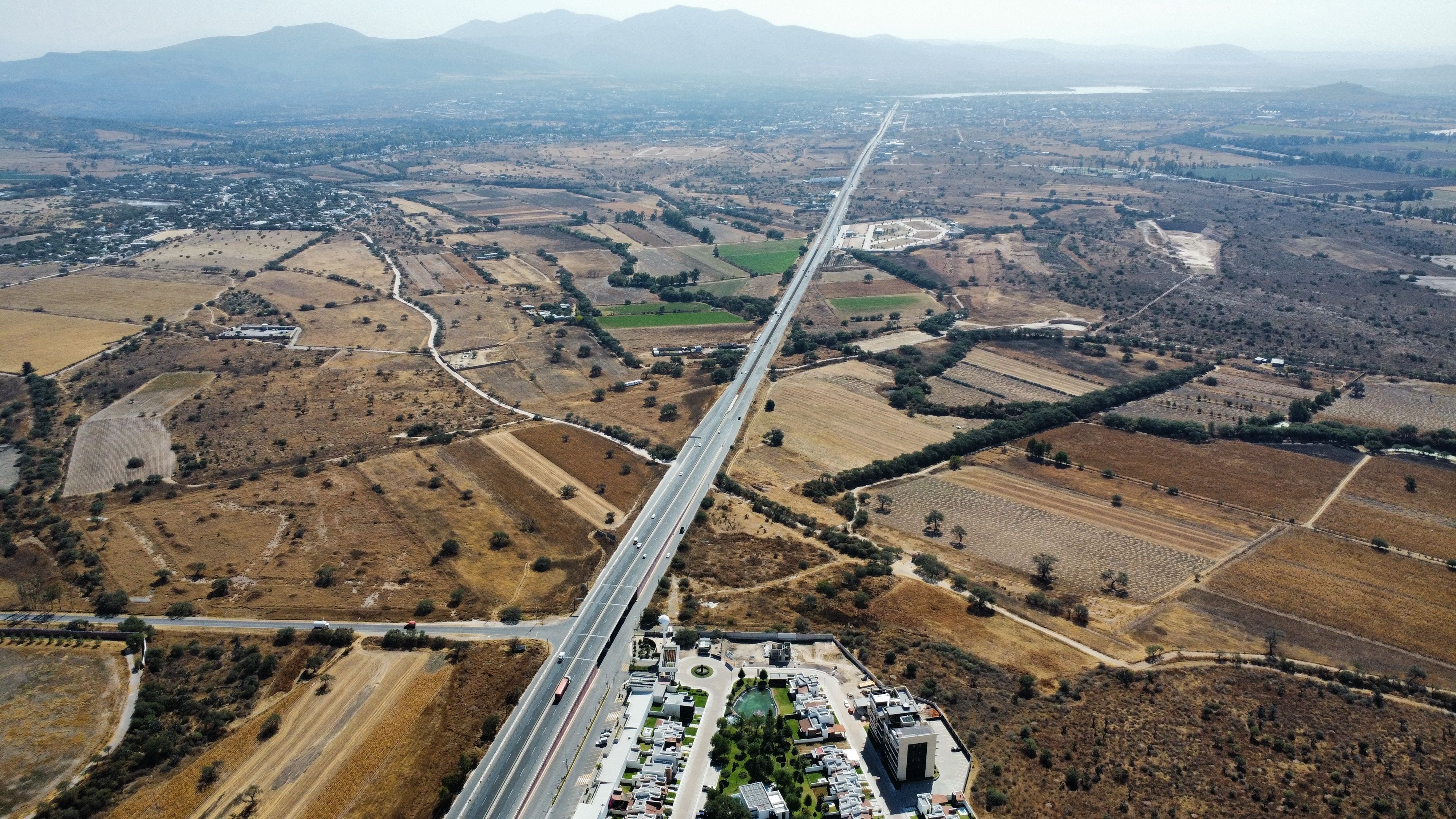 Vista Aérea Da Rodovia E Dos Campos Do Interior Do México · Foto ...