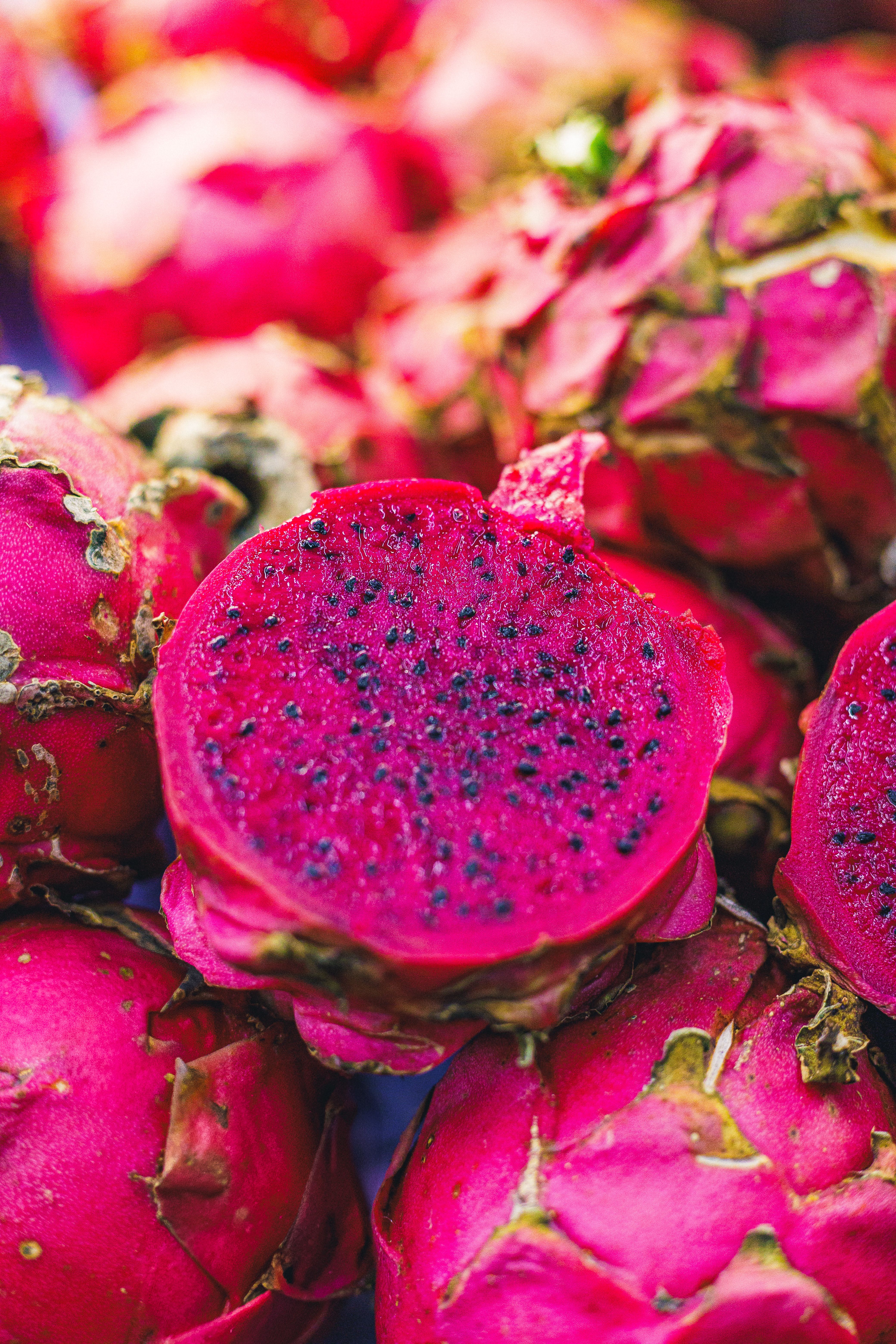 Primer Plano De Una Fruta Del Dragón Roja Cortada En Rodajas · Foto de ...