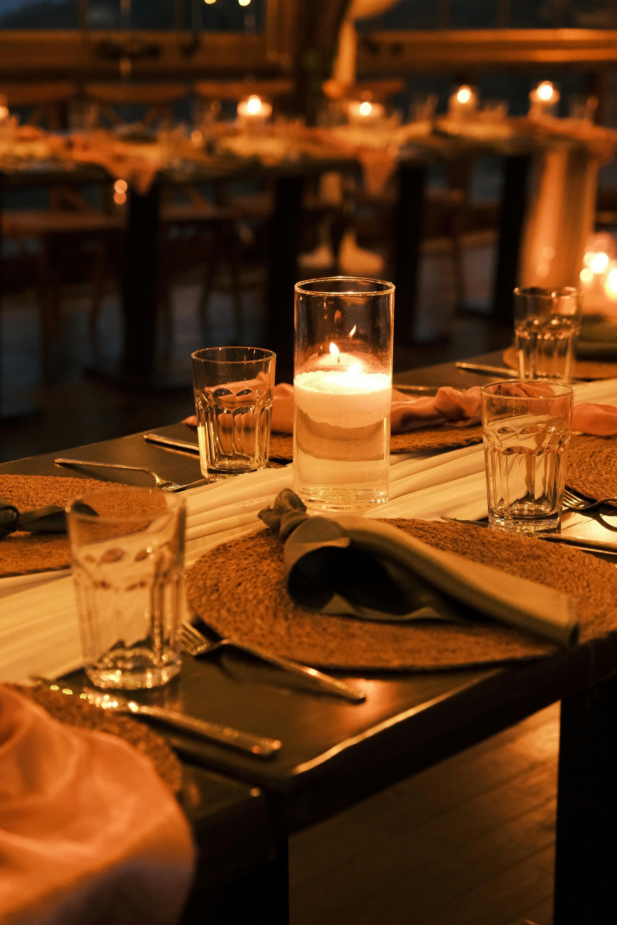Table De Dîner Chaleureuse Aux Chandelles à L'intérieur · Photo gratuite