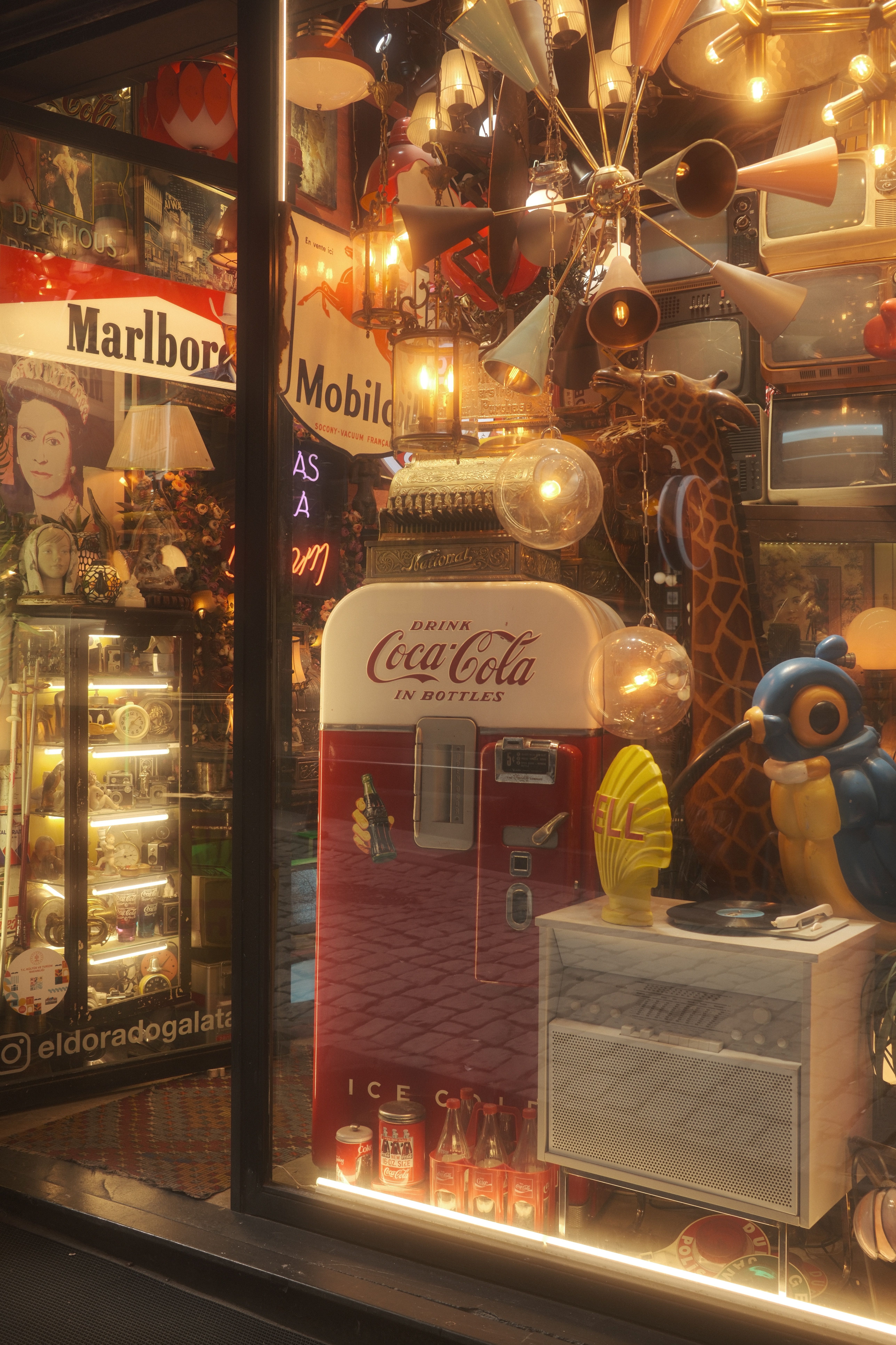 Vintage Collectibles Display in Istanbul Shop Window · Free Stock Photo