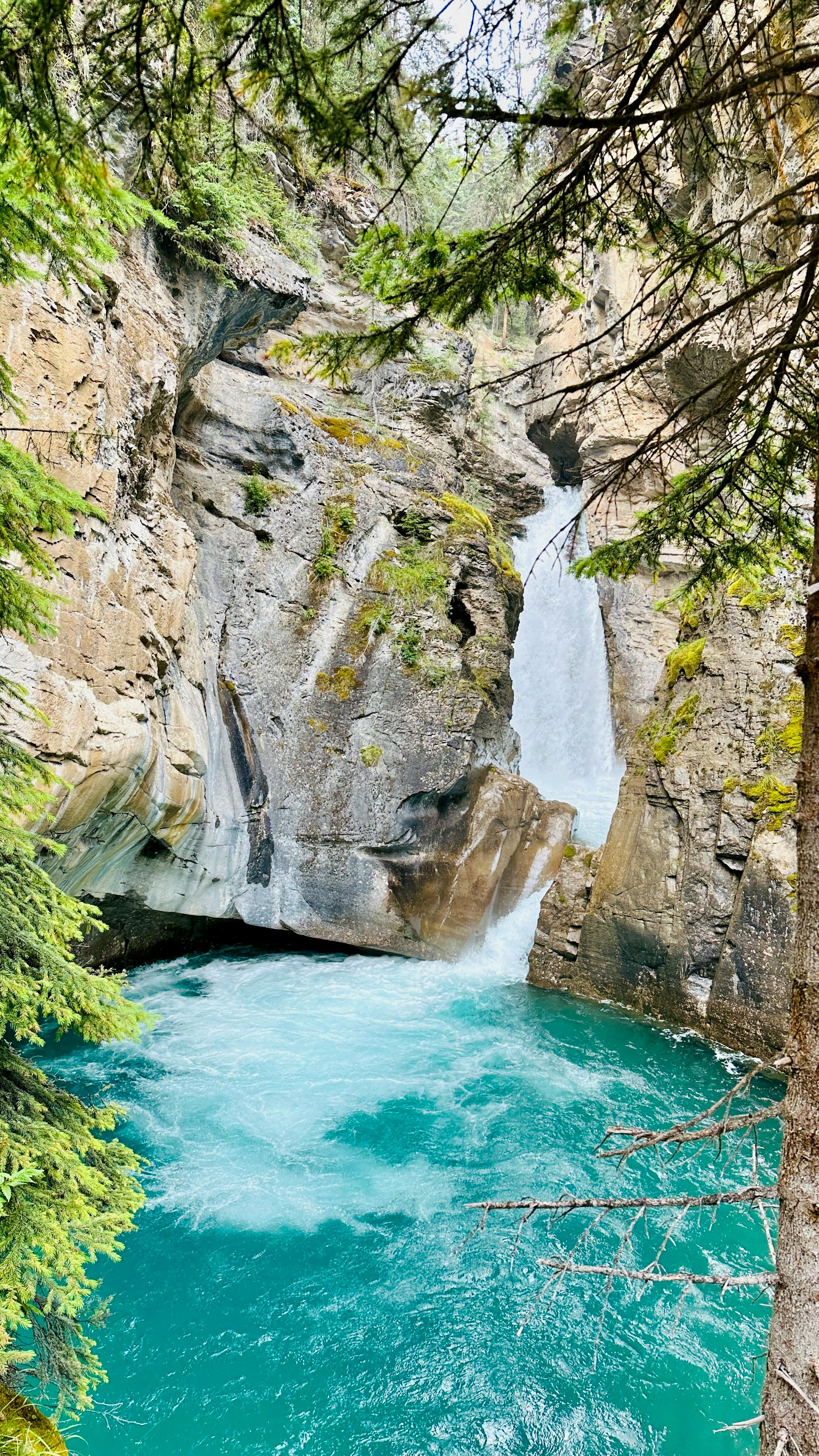 Cascada Escénica En El Paisaje De Las Montañas Rocosas · Foto de stock ...