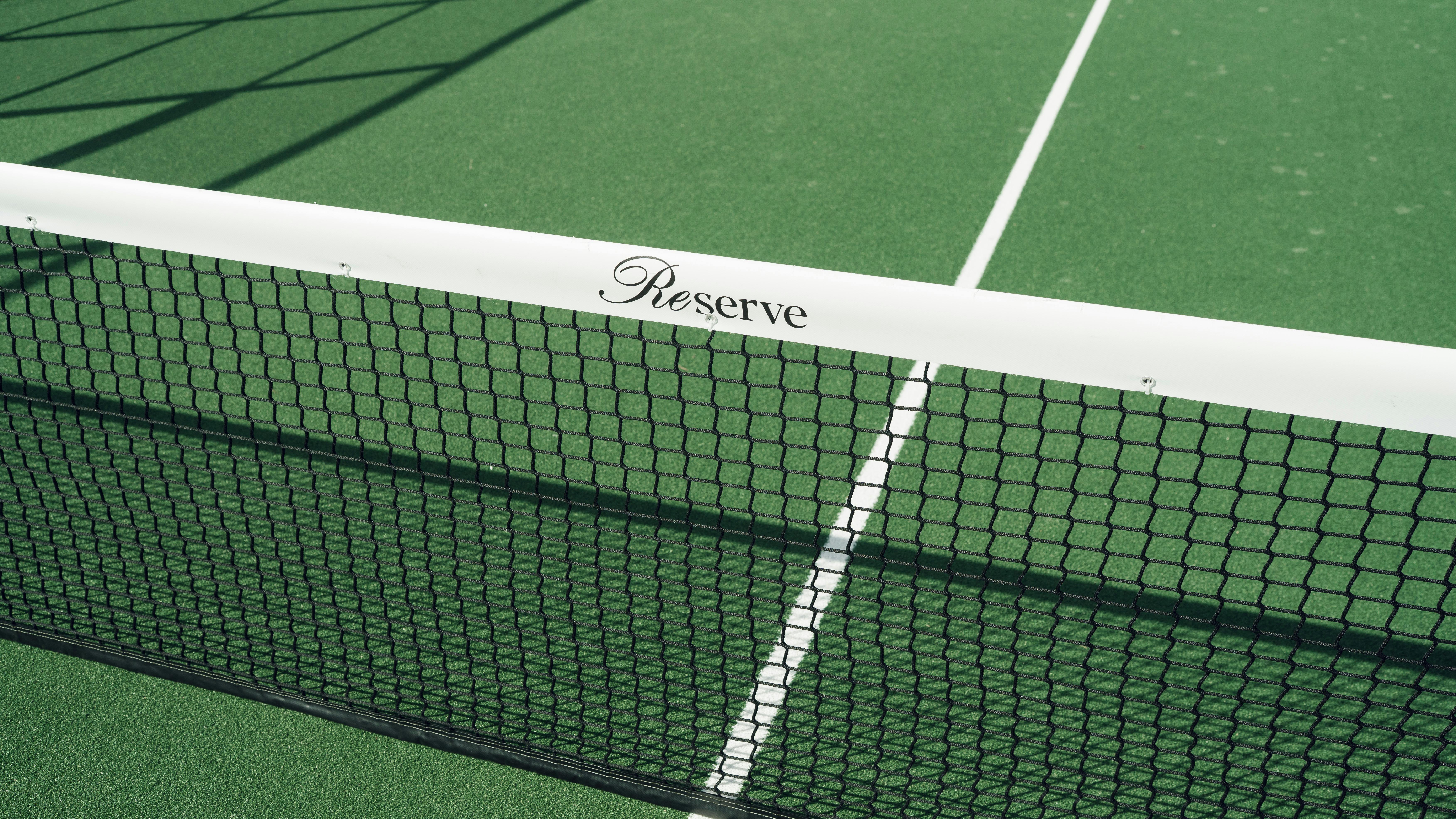Red De Cancha De Tenis Con Letrero De 'Reserva' · Foto de stock gratuita
