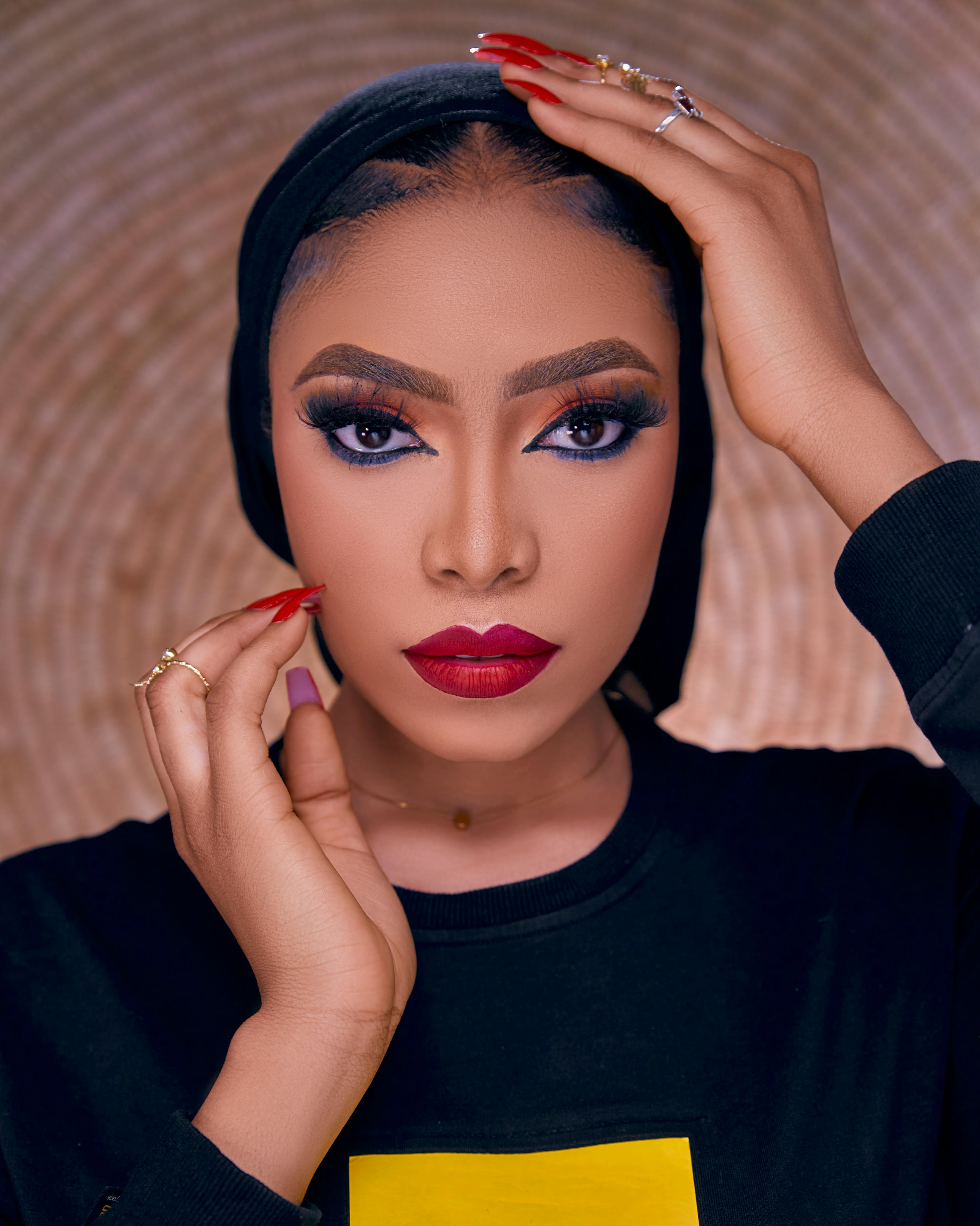 Retrato Impressionante De Uma Mulher Com Maquiagem Ousada · Foto ...