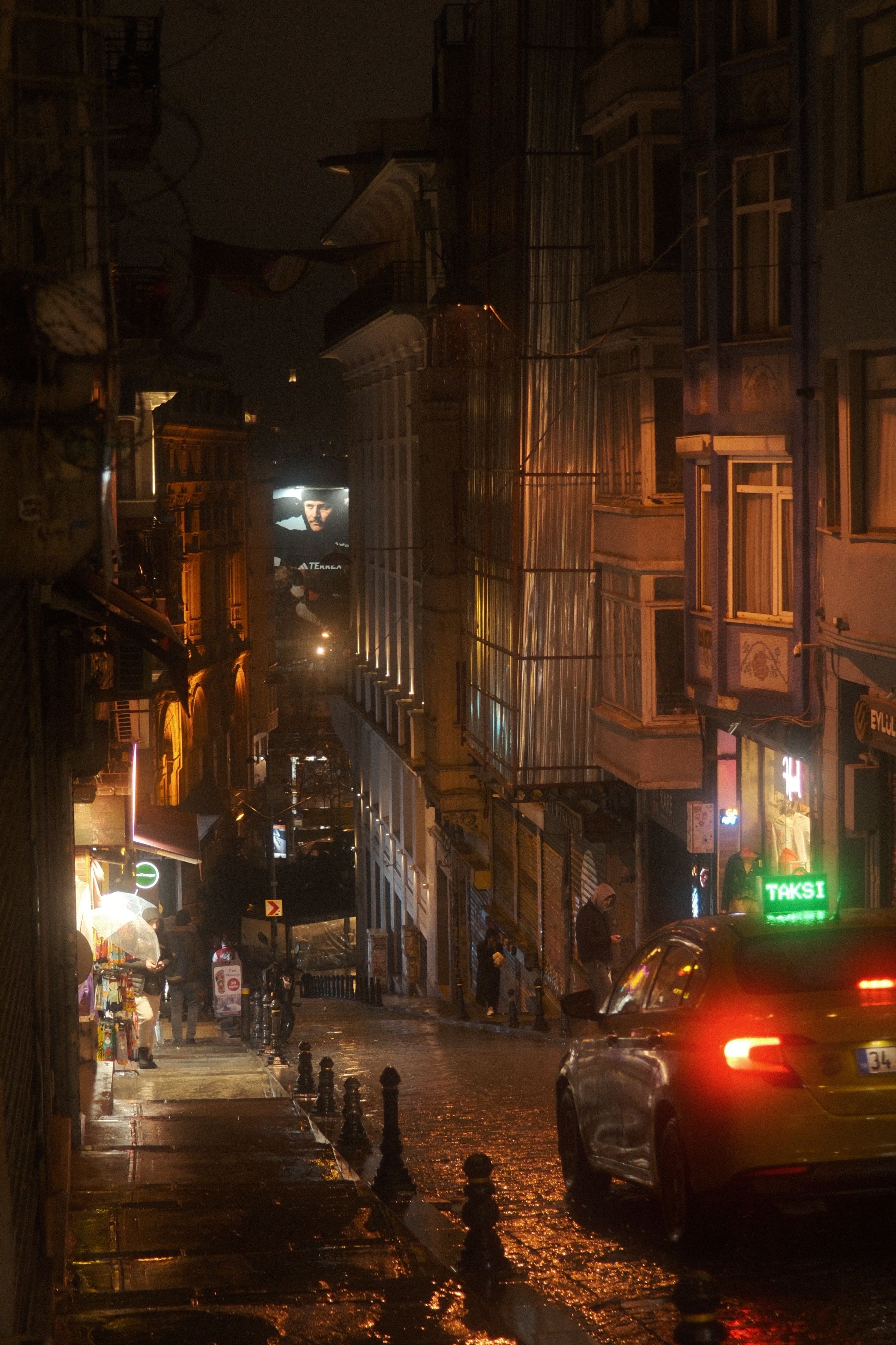 Moody Night Street Scene in İstanbul, Türkiye · Free Stock Photo