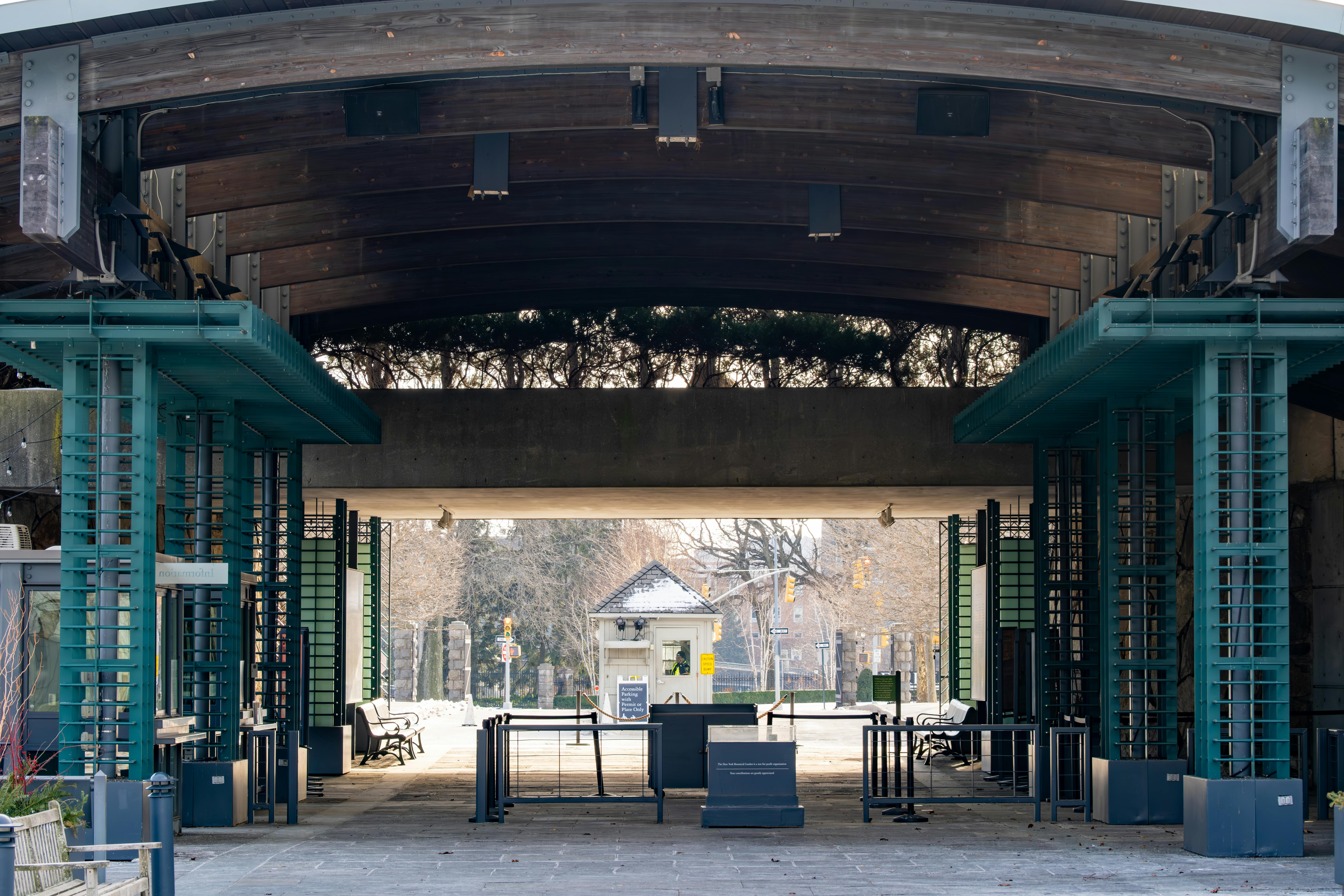 Modern Urban Passageway with Symmetrical Design · Free Stock Photo