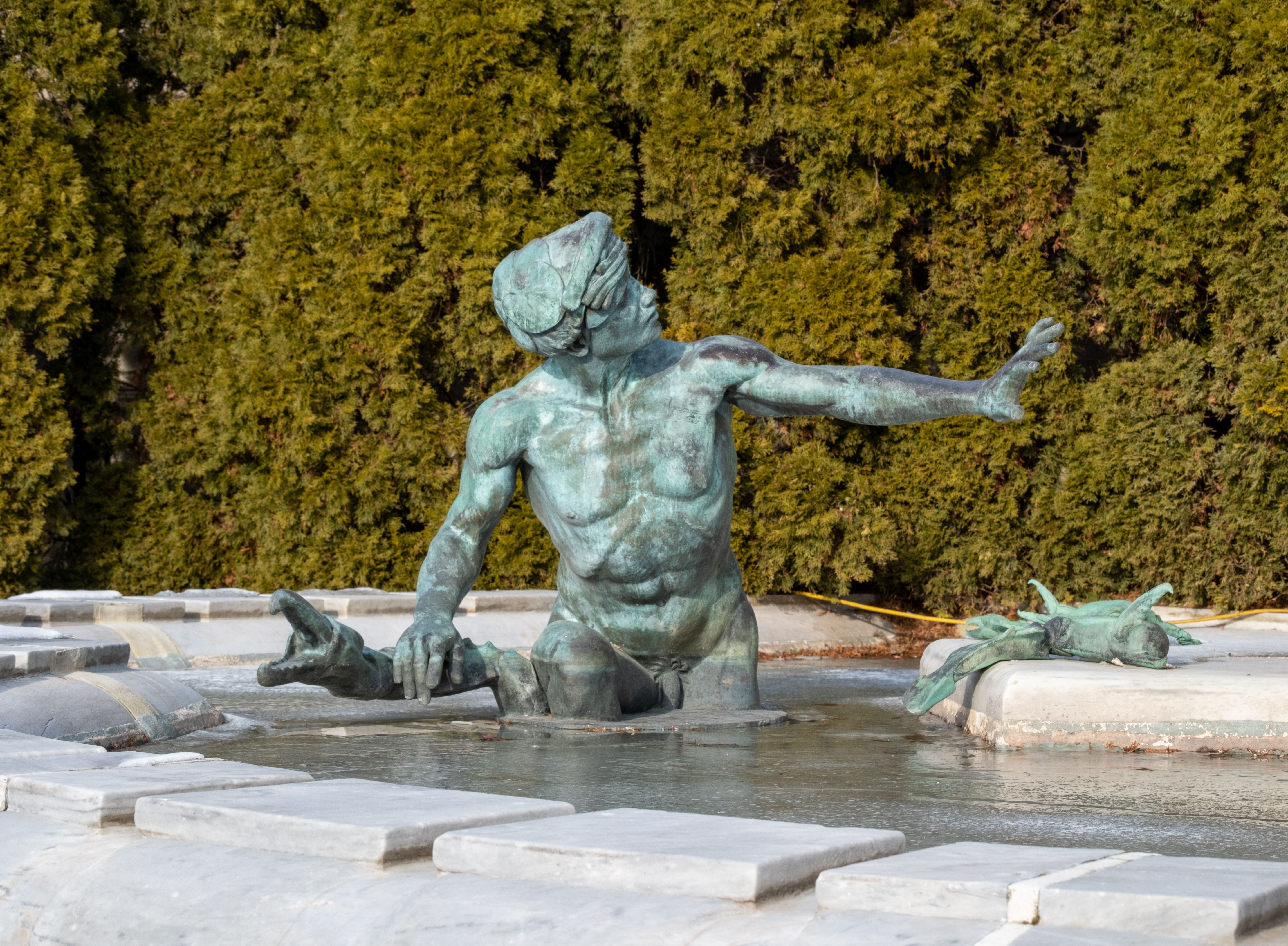 Artistic Bronze Sculpture in Botanical Garden Fountain · Free Stock Photo