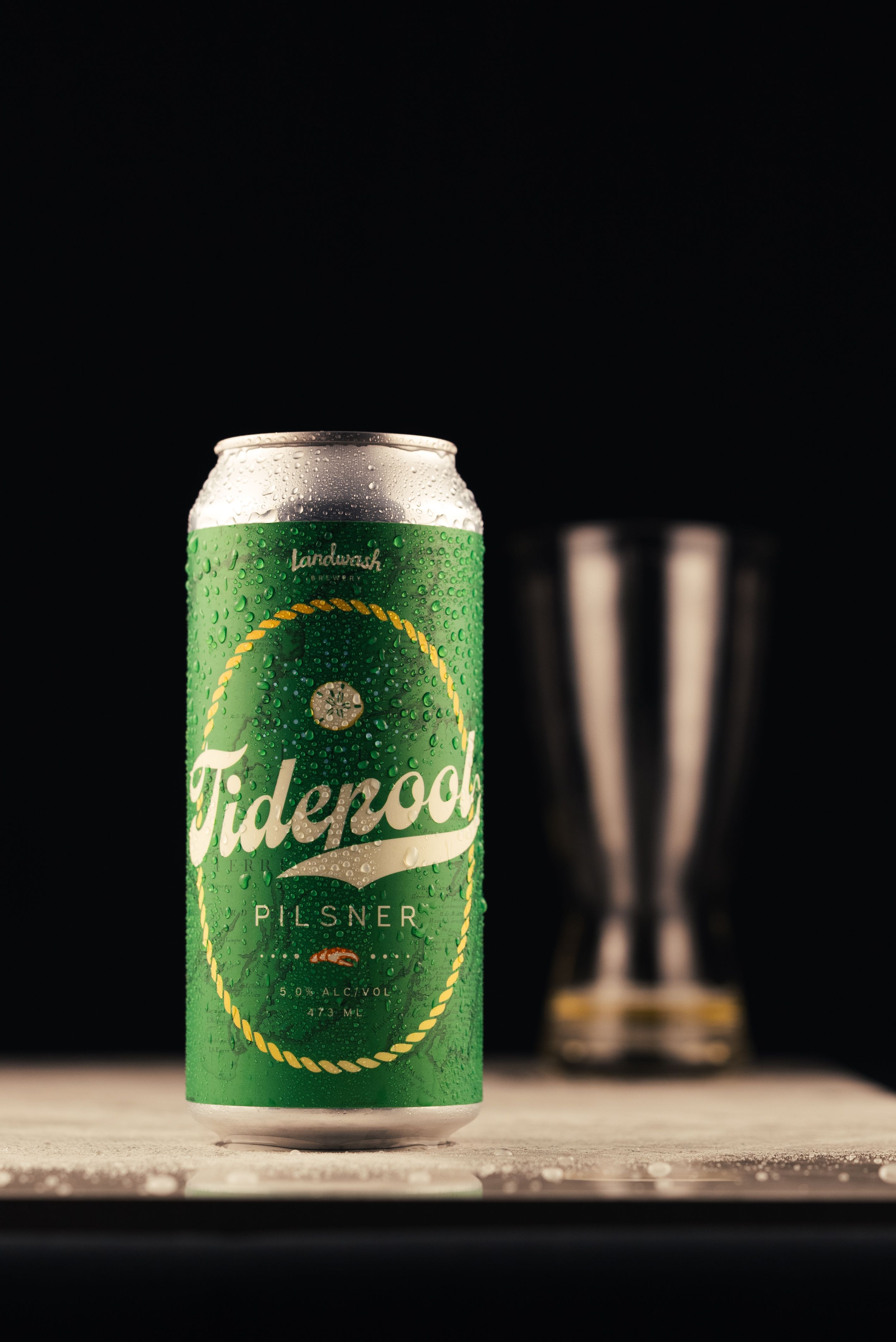 Lata De Cerveja Pilsner Tidenook Gelada Com Vidro · Foto profissional ...