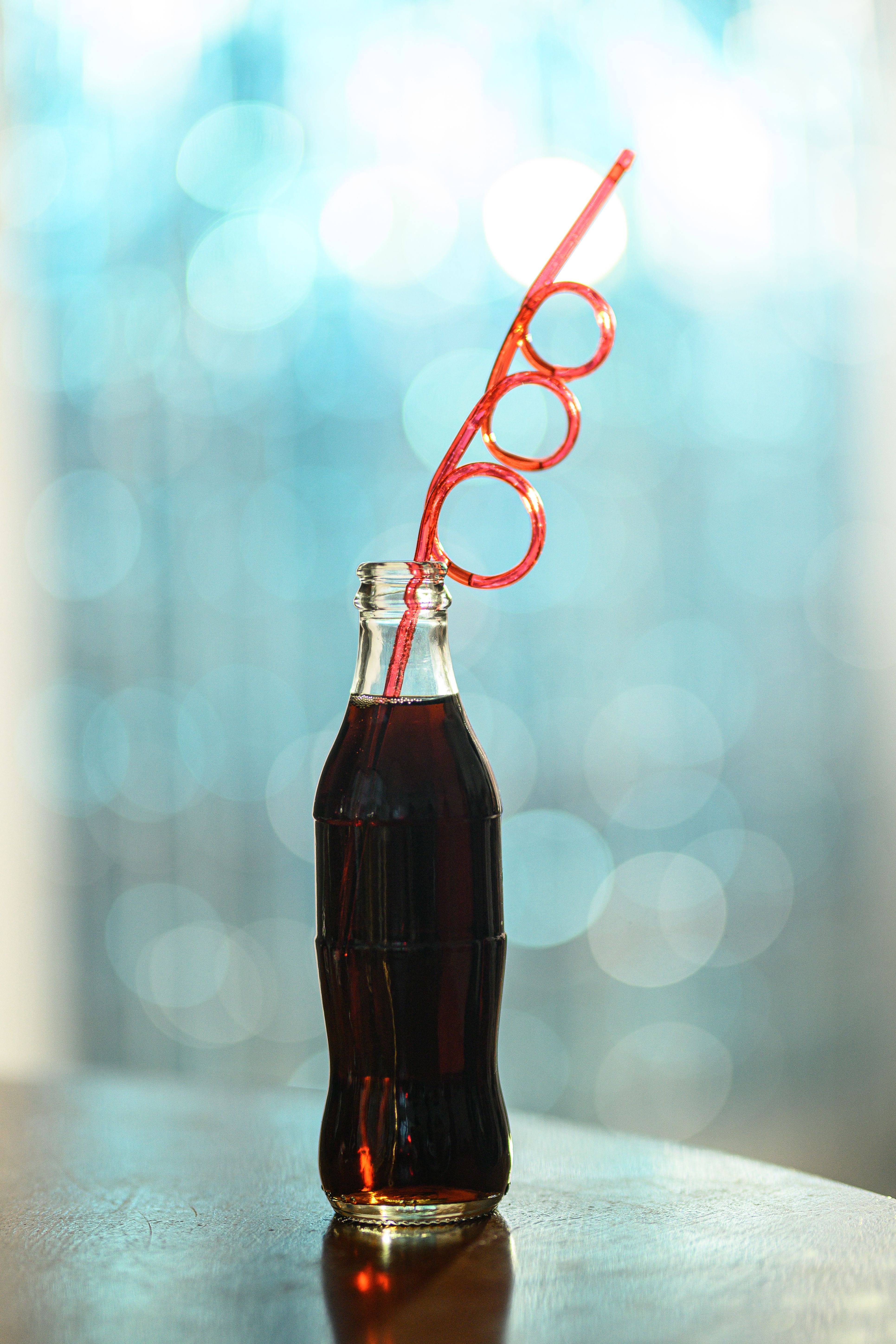 Botella De Bebida Con Divertida Pajita En Espiral · Foto de stock gratuita