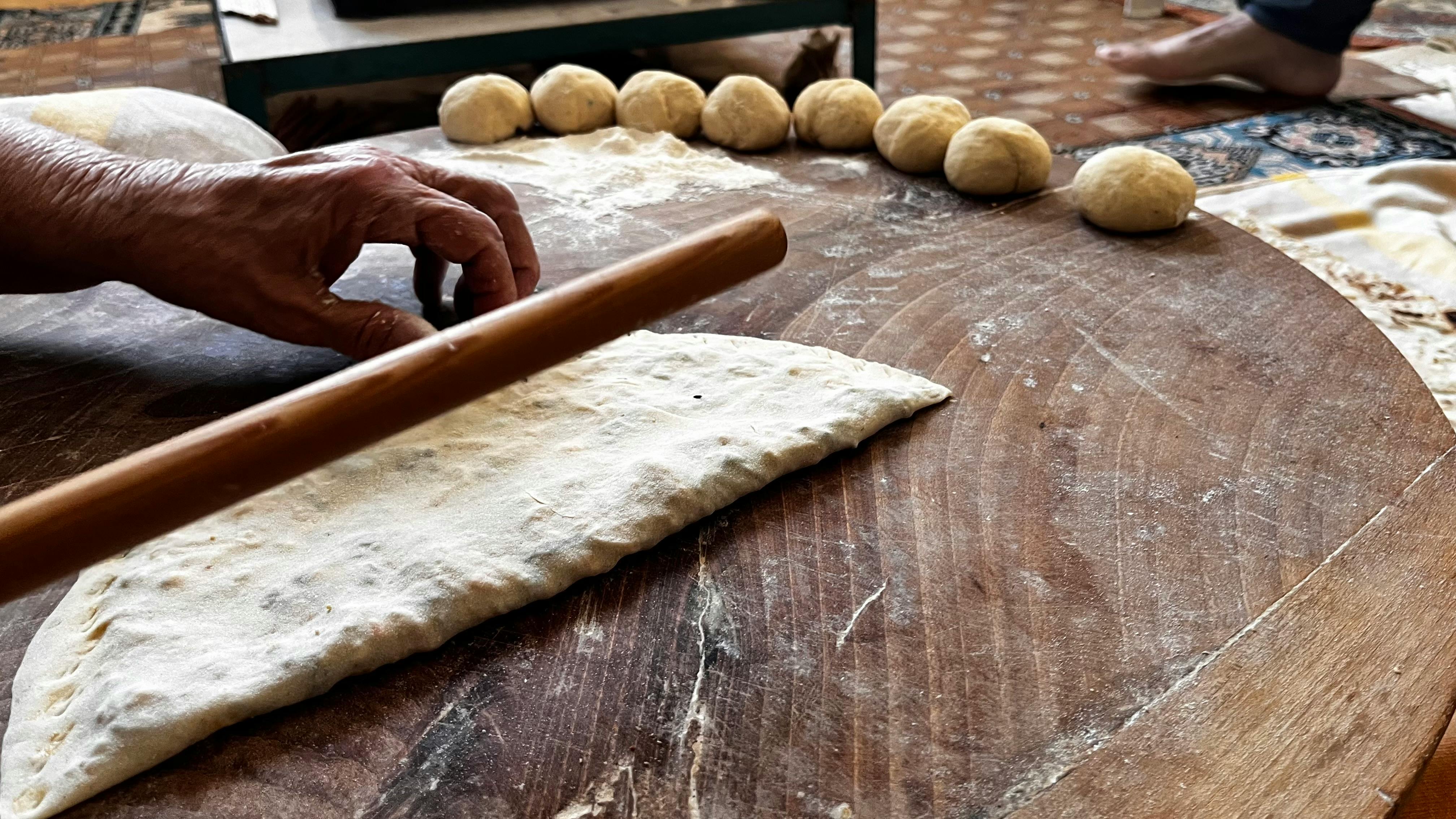 Proses Pembuatan Roti Tradisional Di Dapur Rumah · Foto Stok Gratis