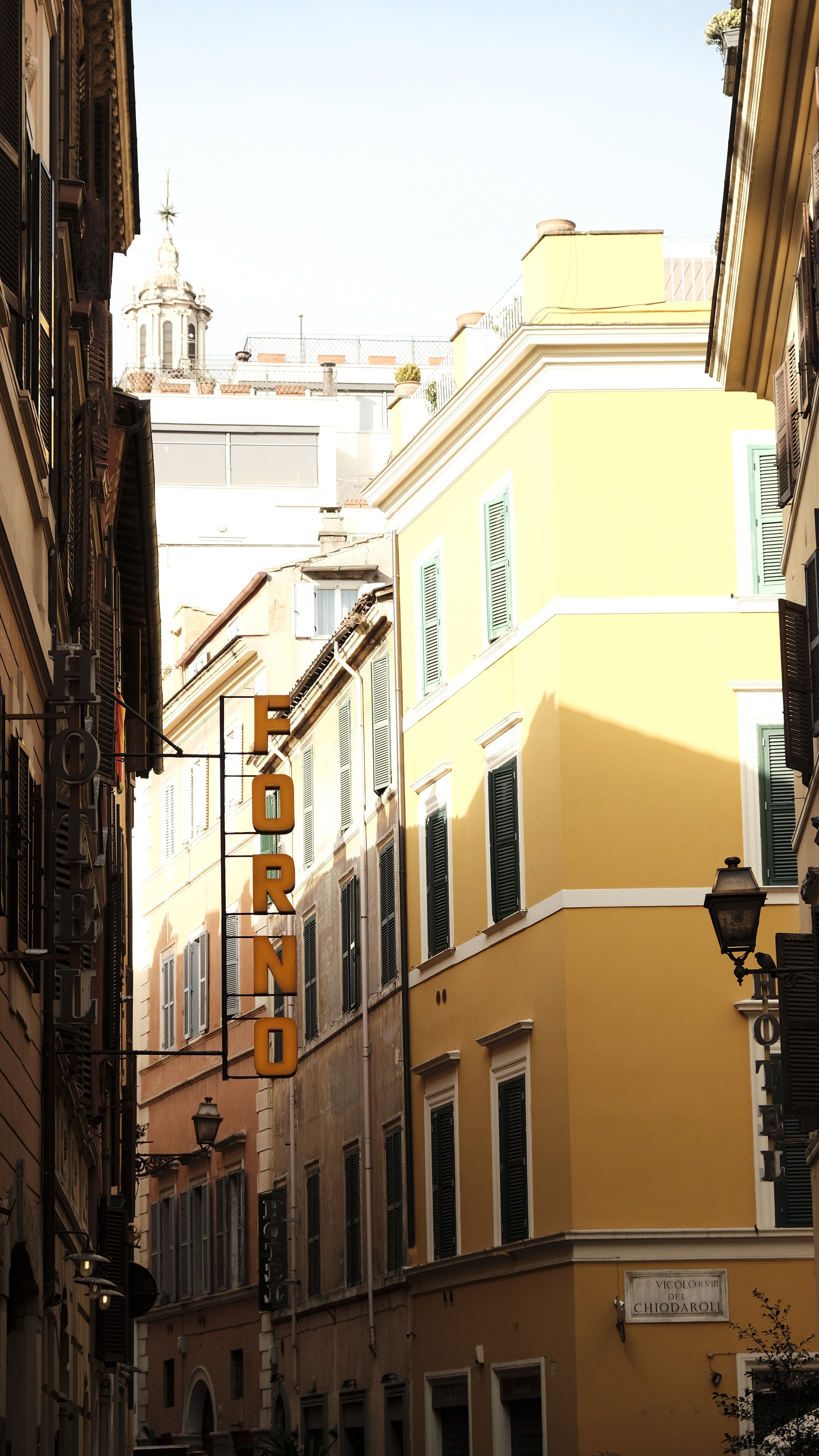 Charming Narrow Street in Italian Cityscape · Free Stock Photo