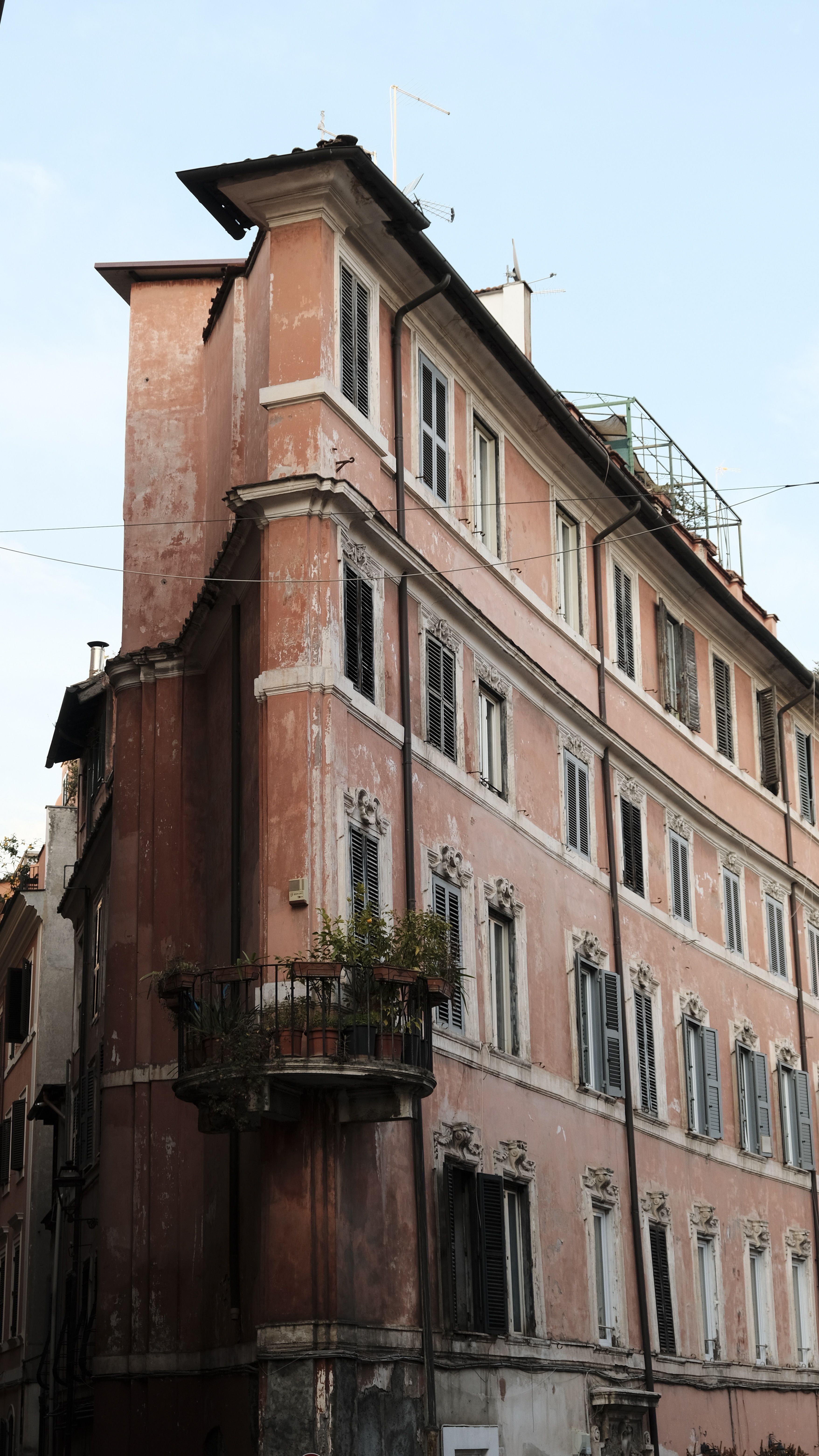 Historic Italian Building with Weathered Facade · Free Stock Photo