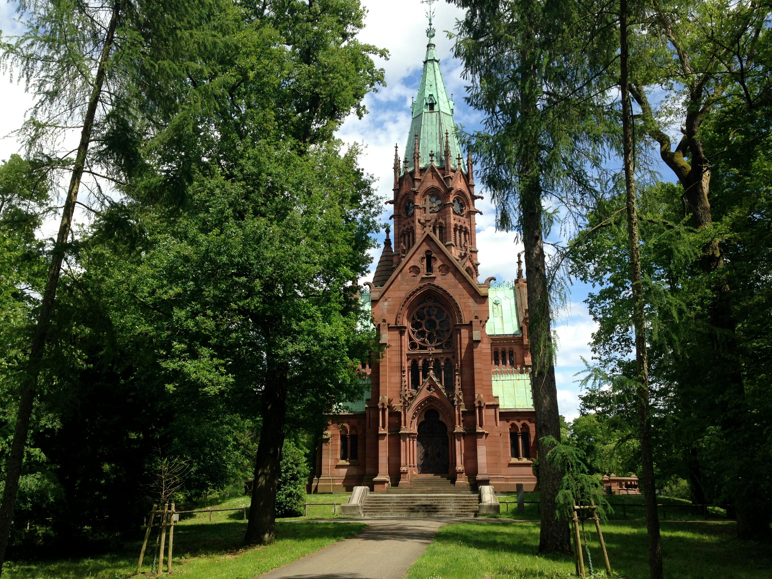 Capilla Histórica De Ladrillos Rojos En Un Bosque Verde · Foto de stock ...