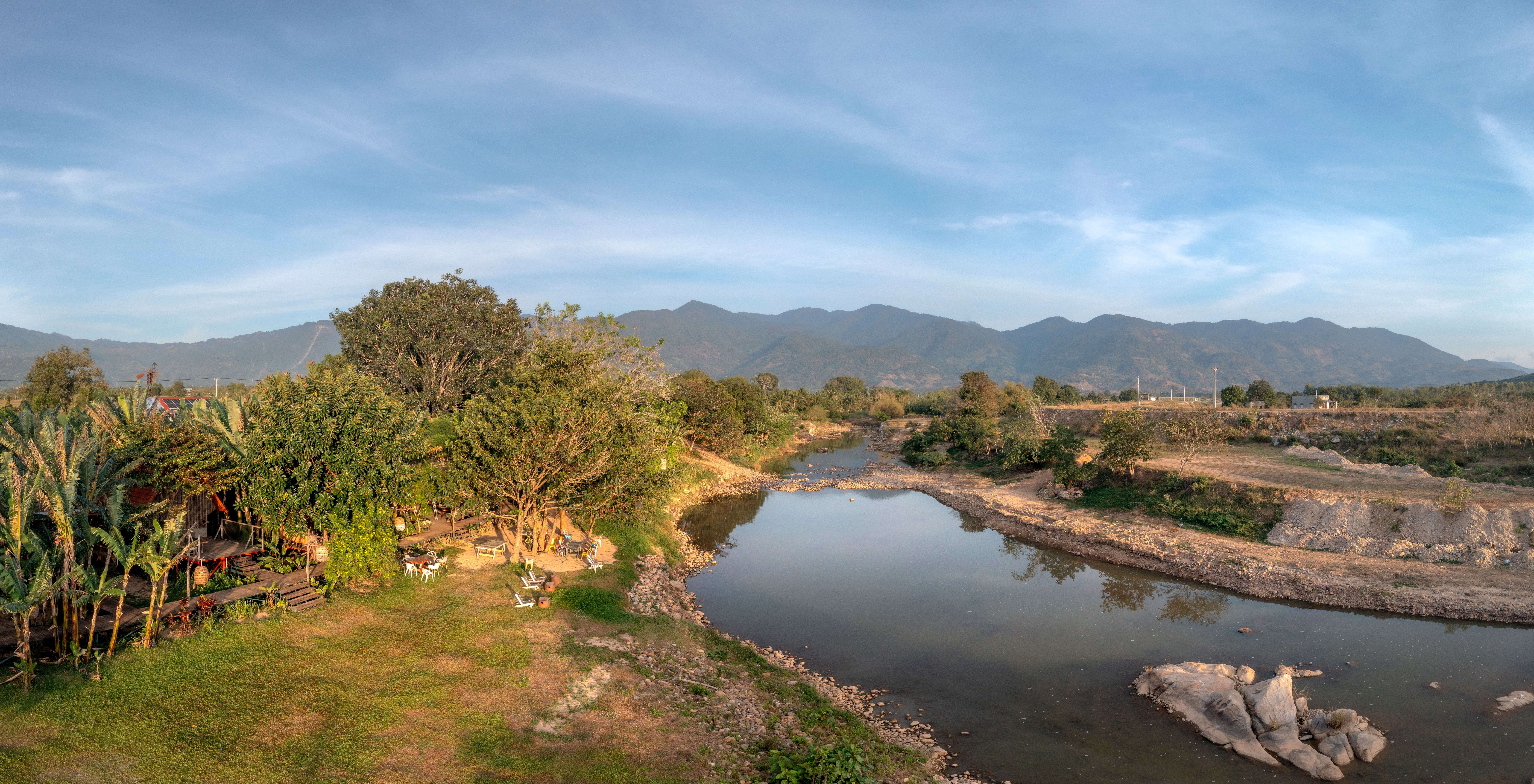 Serene Riverside Landscape with Mountain Views · Free Stock Photo