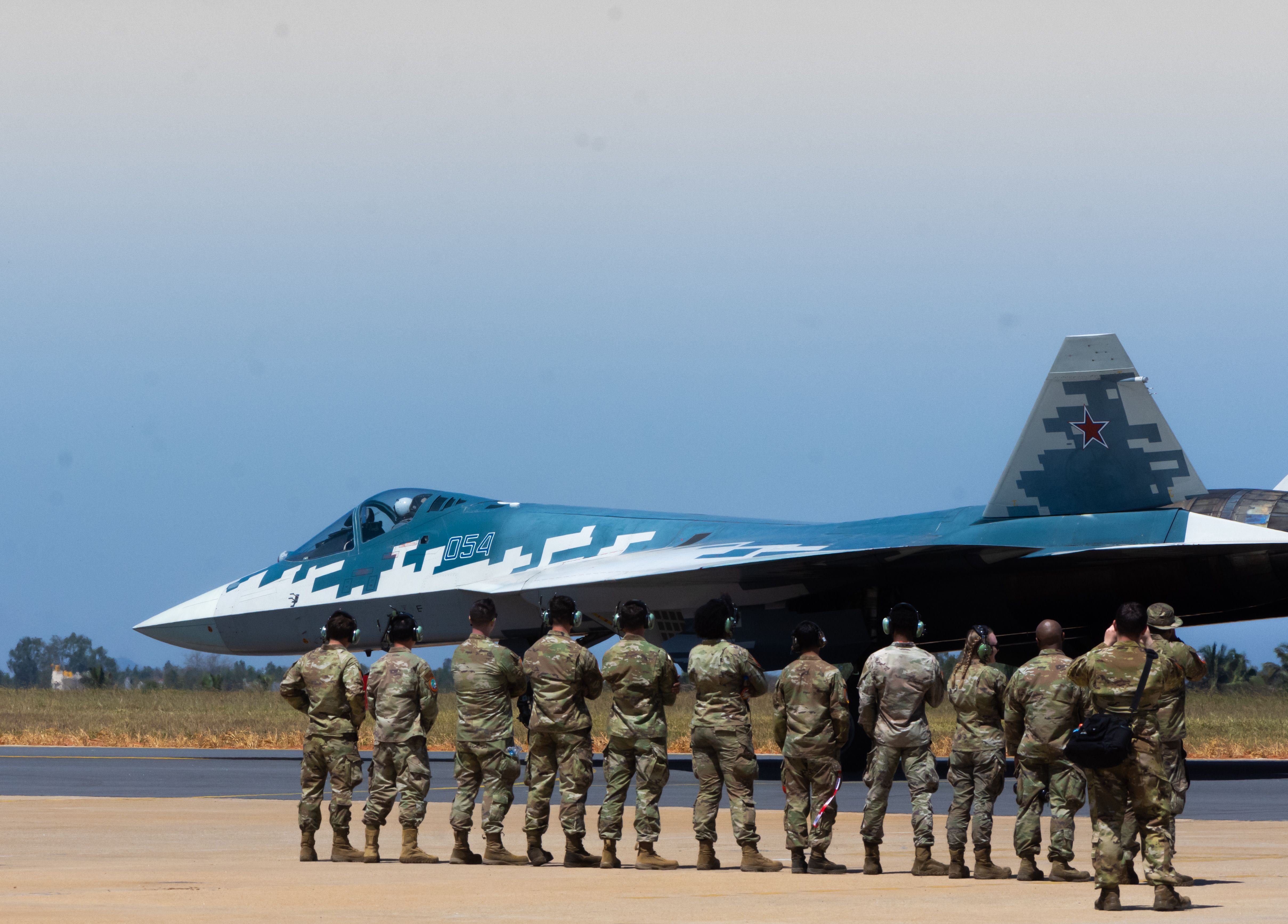 Personel Militer Menyaksikan Jet Tempur Di Landasan Pacu · Foto Stok Gratis