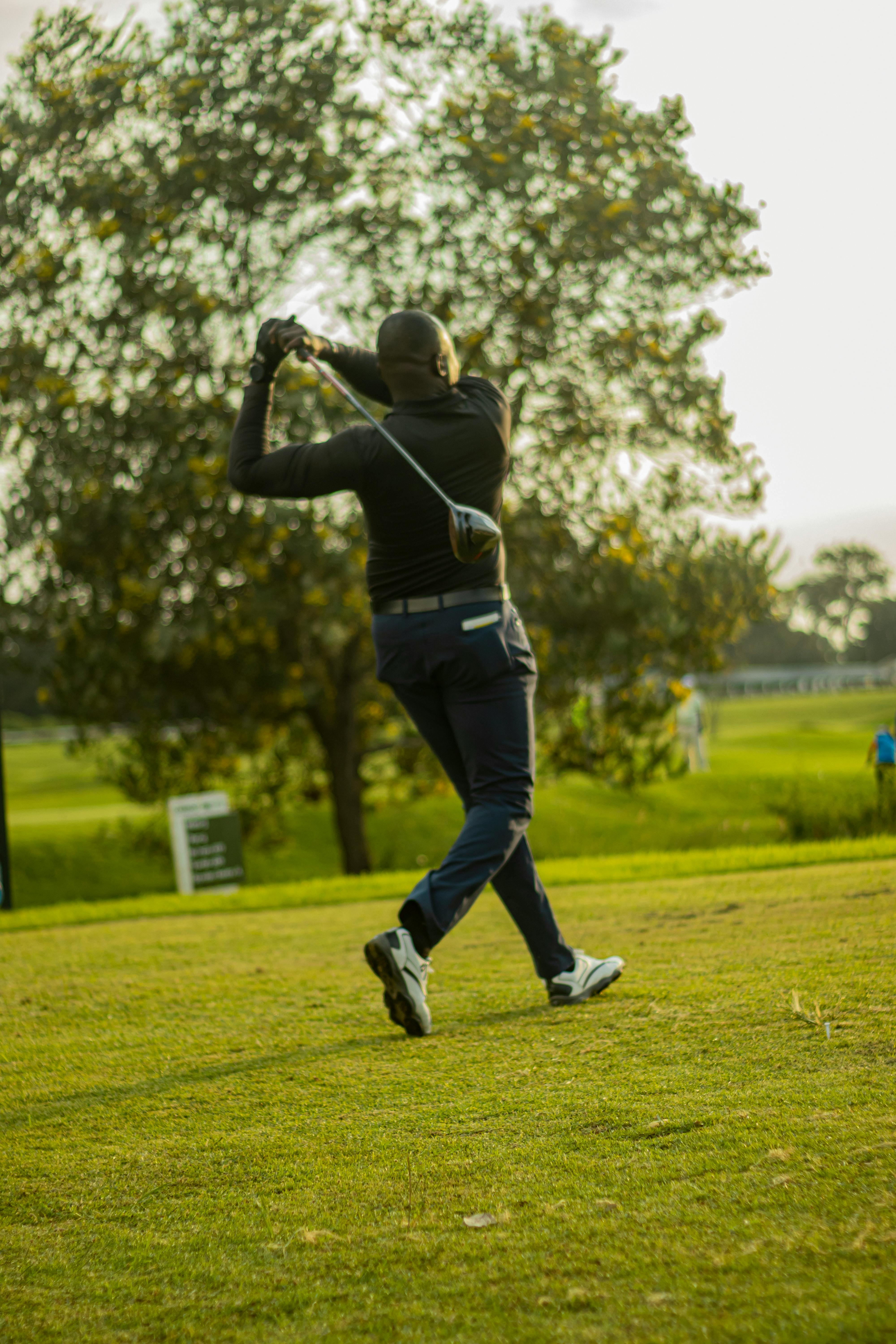 경쟁 경치 골프 골프 선수 골프 스윙 골프 장비 골프 치는 골프 코스 골프 클럽 골프 토너먼트 그네 나무 남성 남자 녹색 놀이 라이프스타일