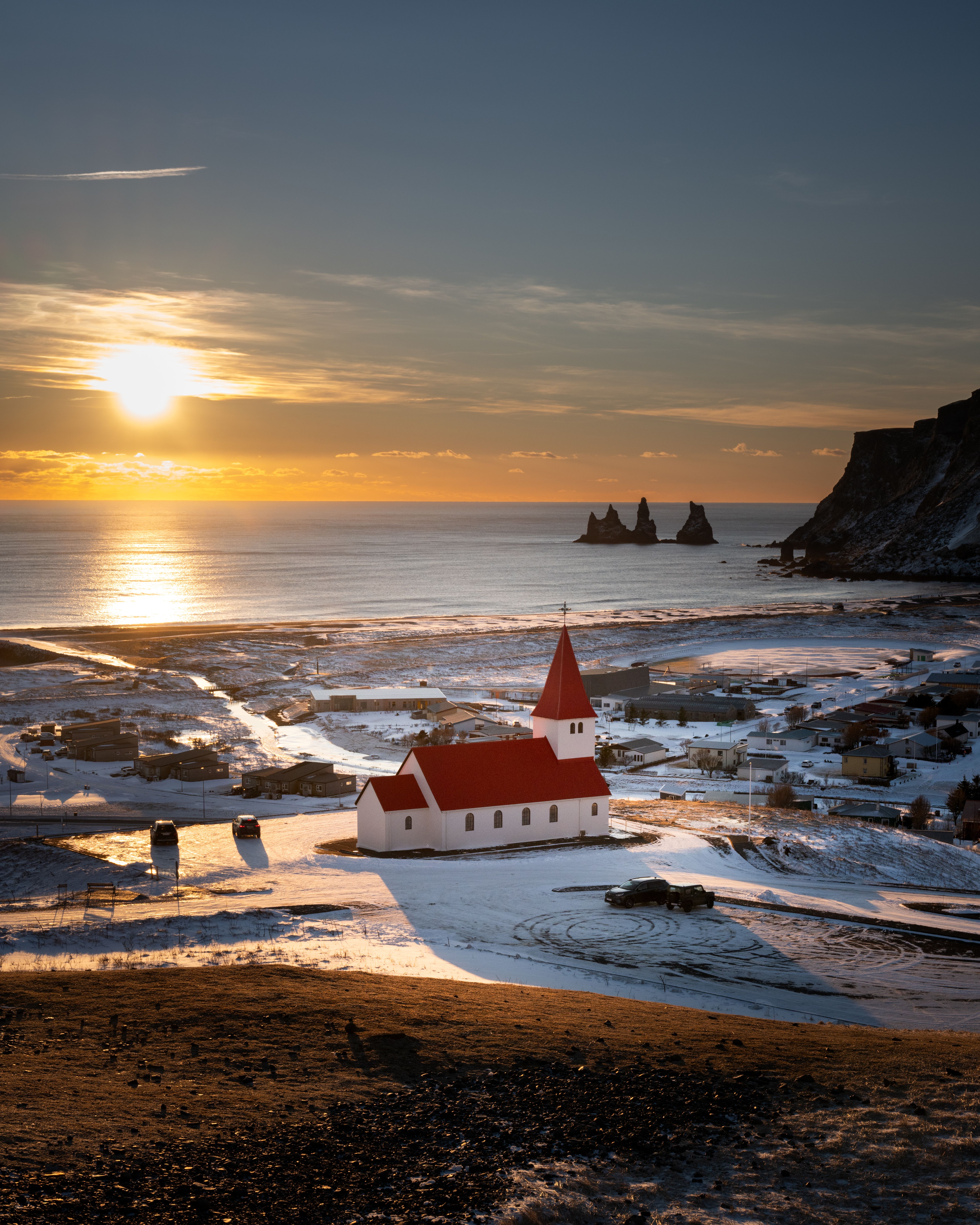Puesta De Sol Sobre La Iglesia De Vik En Invierno Islandés · Foto de ...